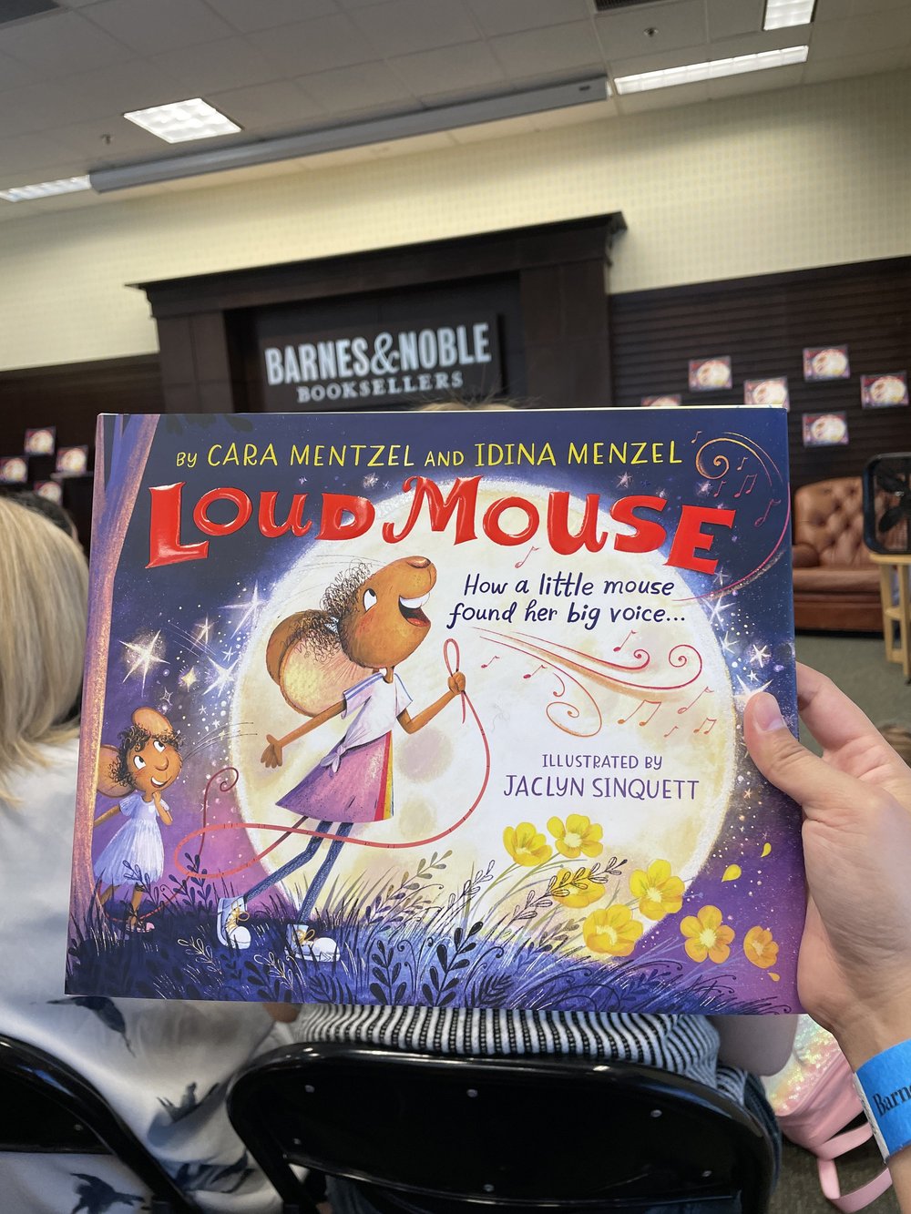 Meeting Idina Menzel + Cara Mentzel for Their New Book "Loud Mouse ...