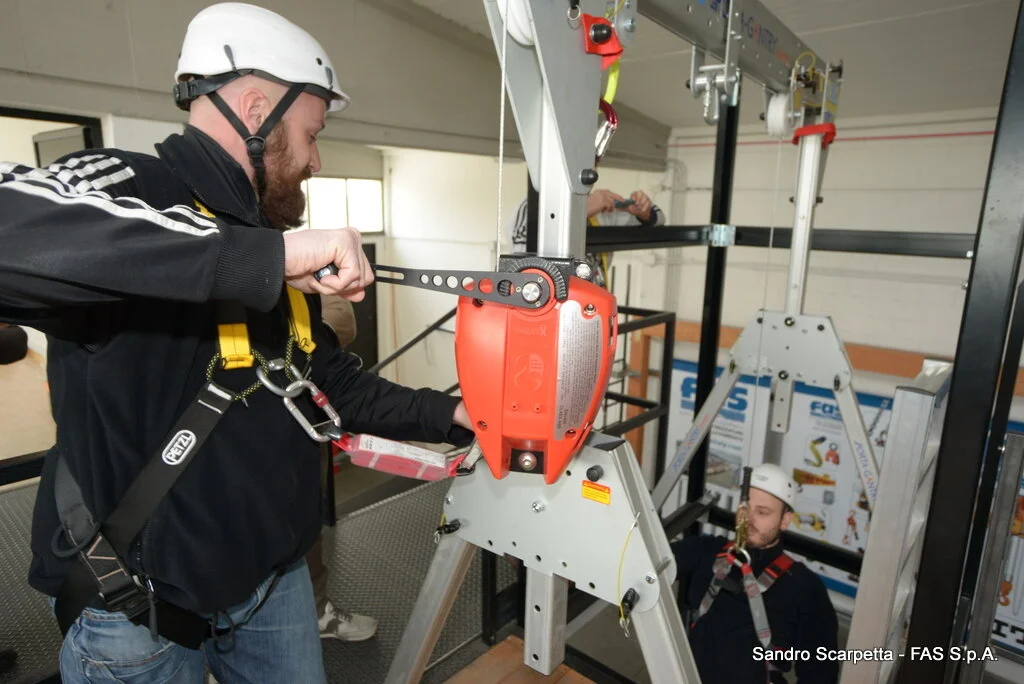 PORTA GANTRY RAPIDE – Goods and Personnel Lifting, Fall Arrest Aluminum ...