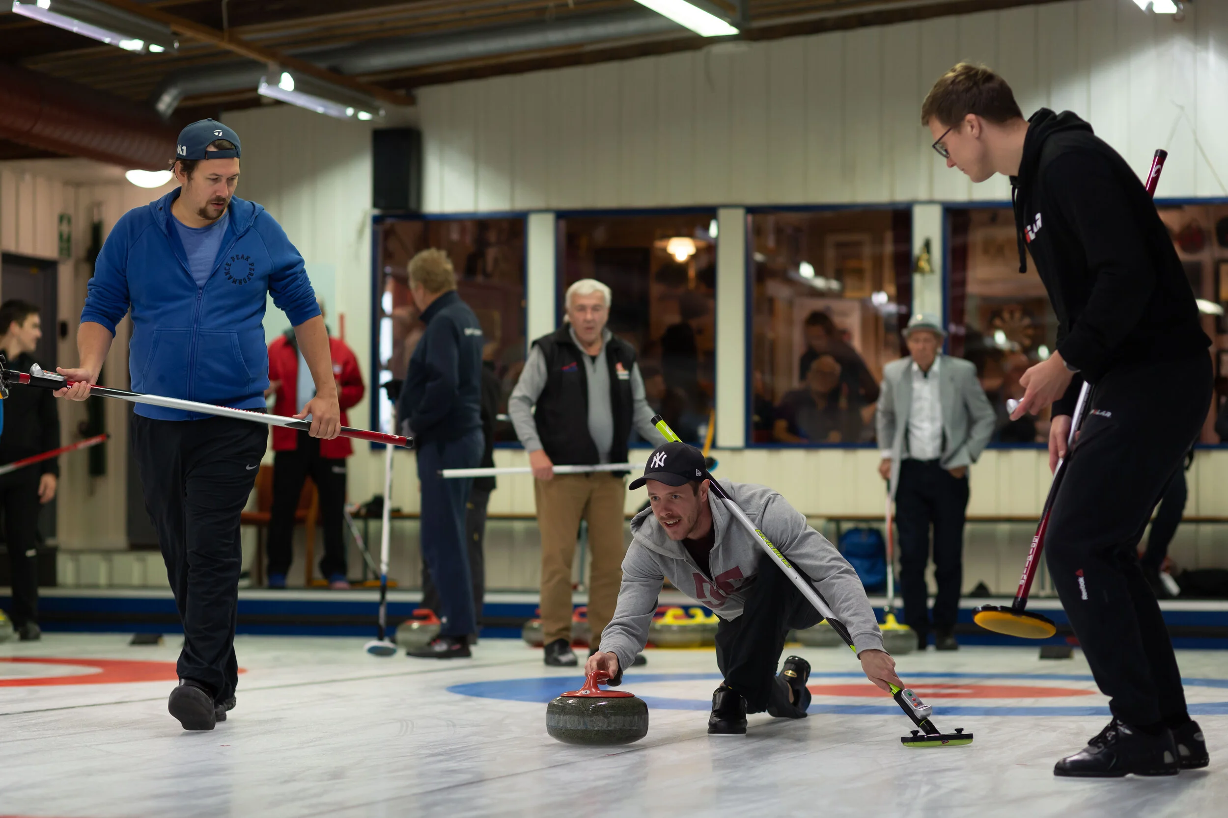 Teambuilding og god stemning for din bedrift — BYGDØY CURLING CLUB