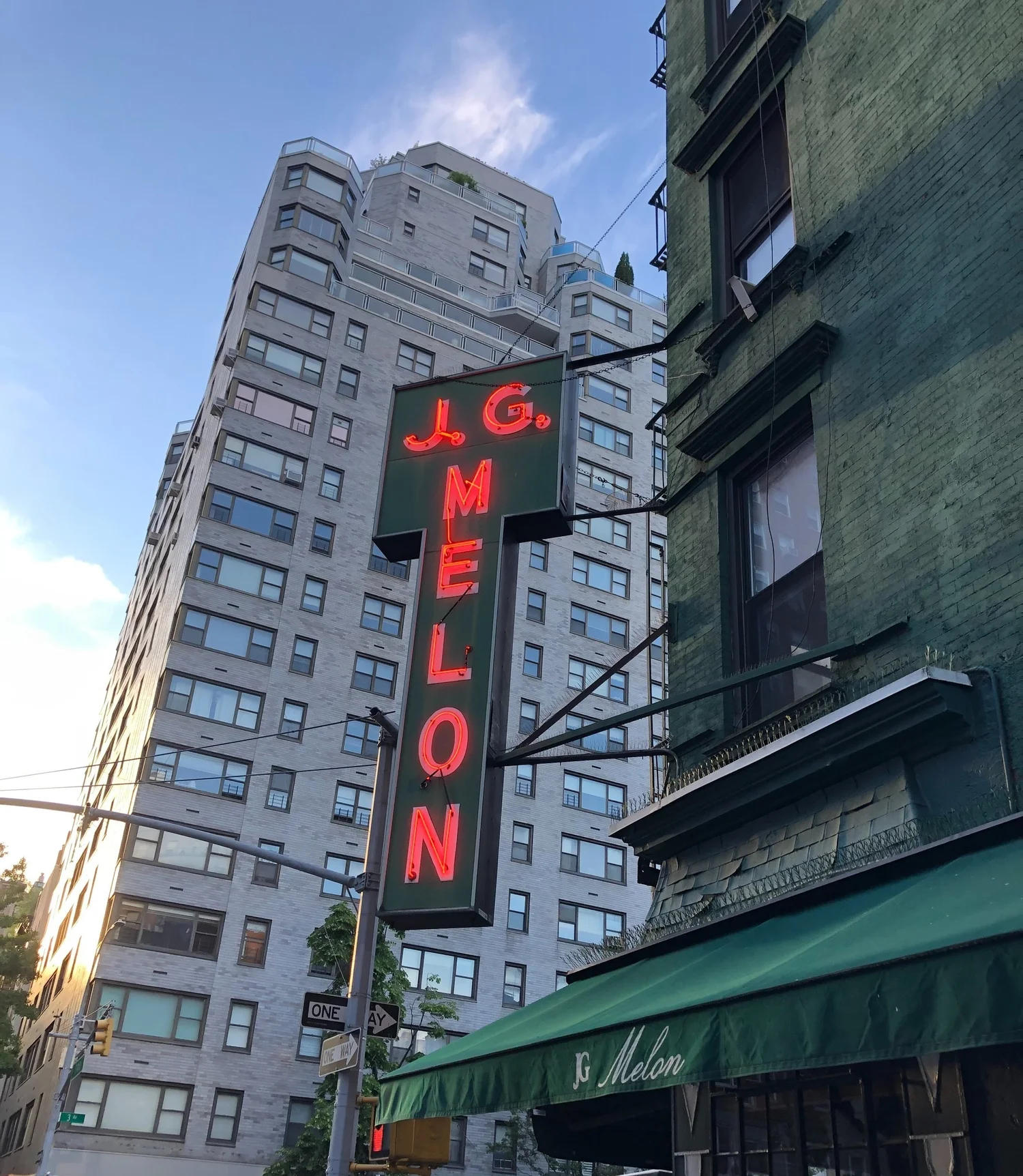 JG Melon — Mike Eats NYC Burgers