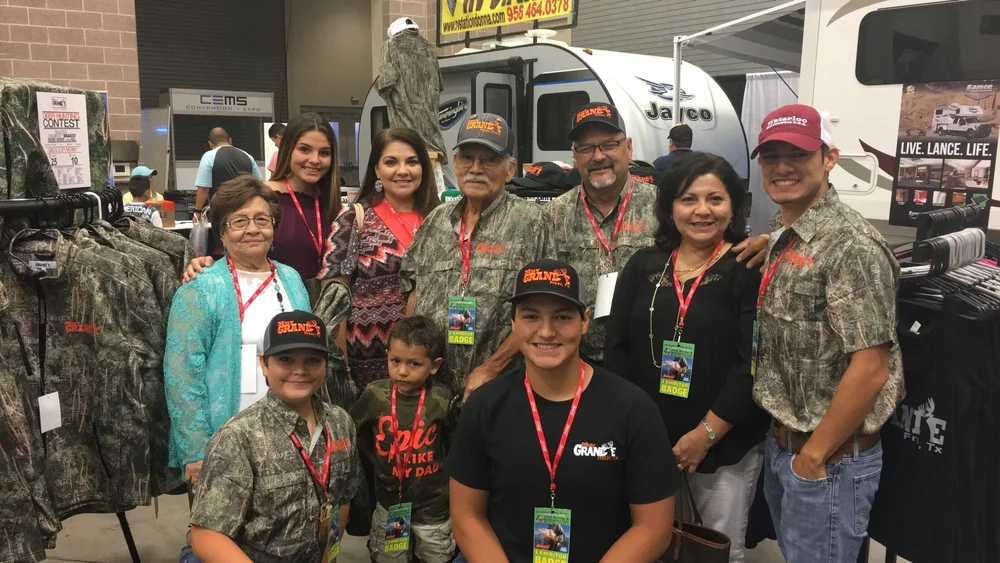 Photos Main — Muy Grande