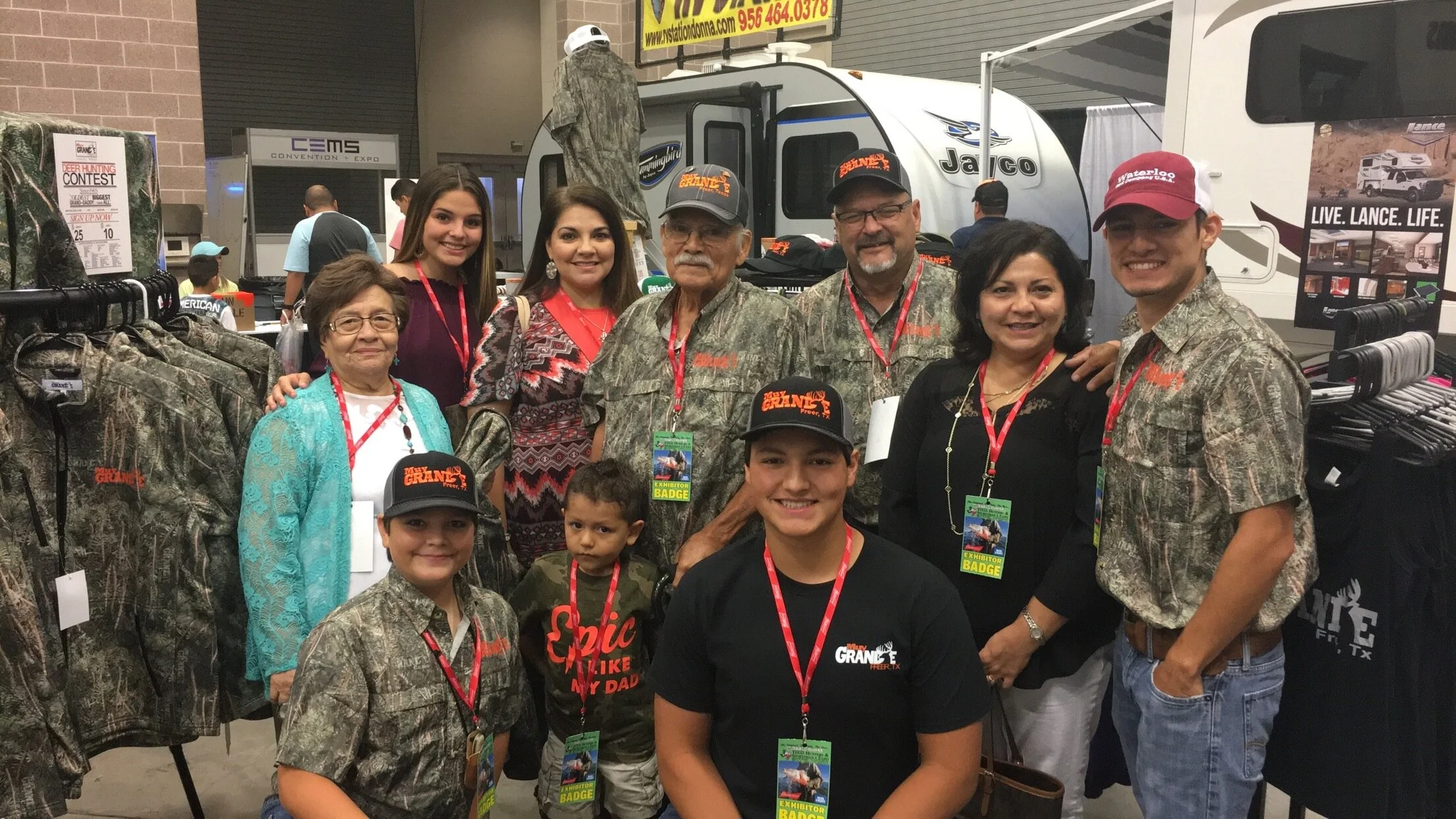 Photos Main — Muy Grande