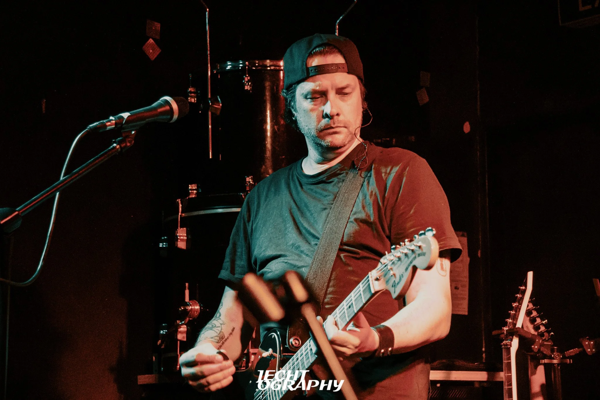 How To Human plays MOON - Hadees Drudge Live @ Moon Bar — Jechtography