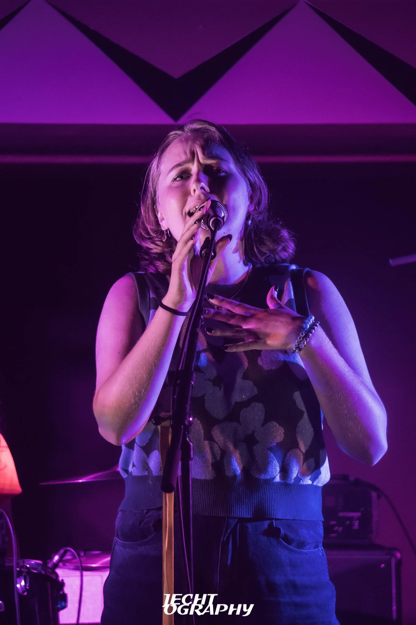 Sureboy plays Waihi Beach Hotel - Summer In Waihi — Jechtography