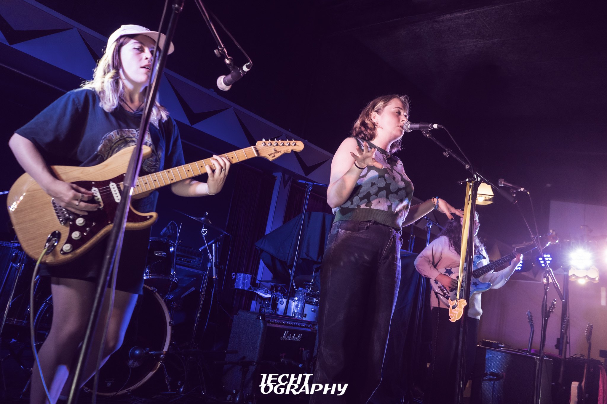 Sureboy plays Waihi Beach Hotel - Summer In Waihi — Jechtography