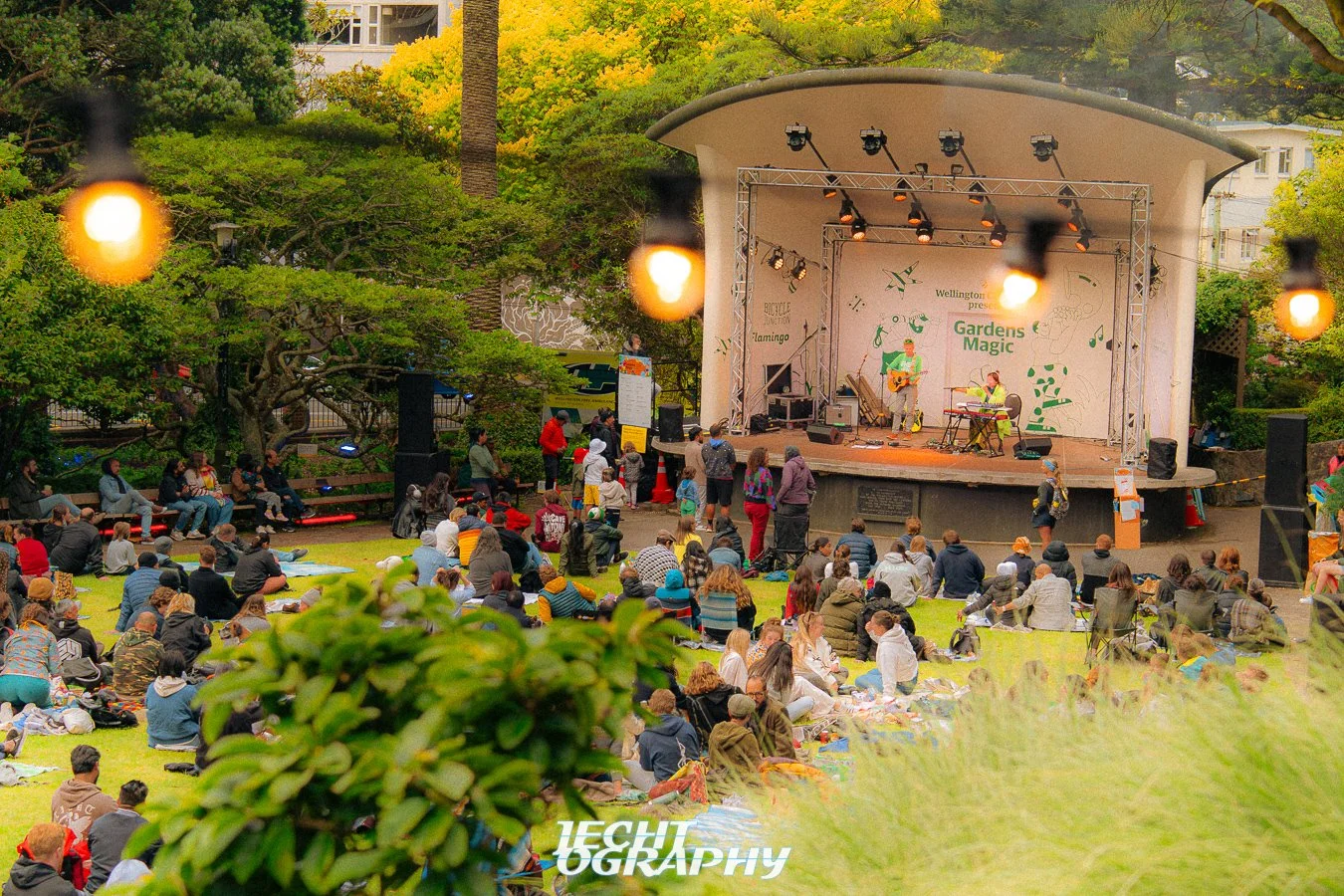 Shan plays Botanic Garden - Gardens Magic 2025 — Jechtography