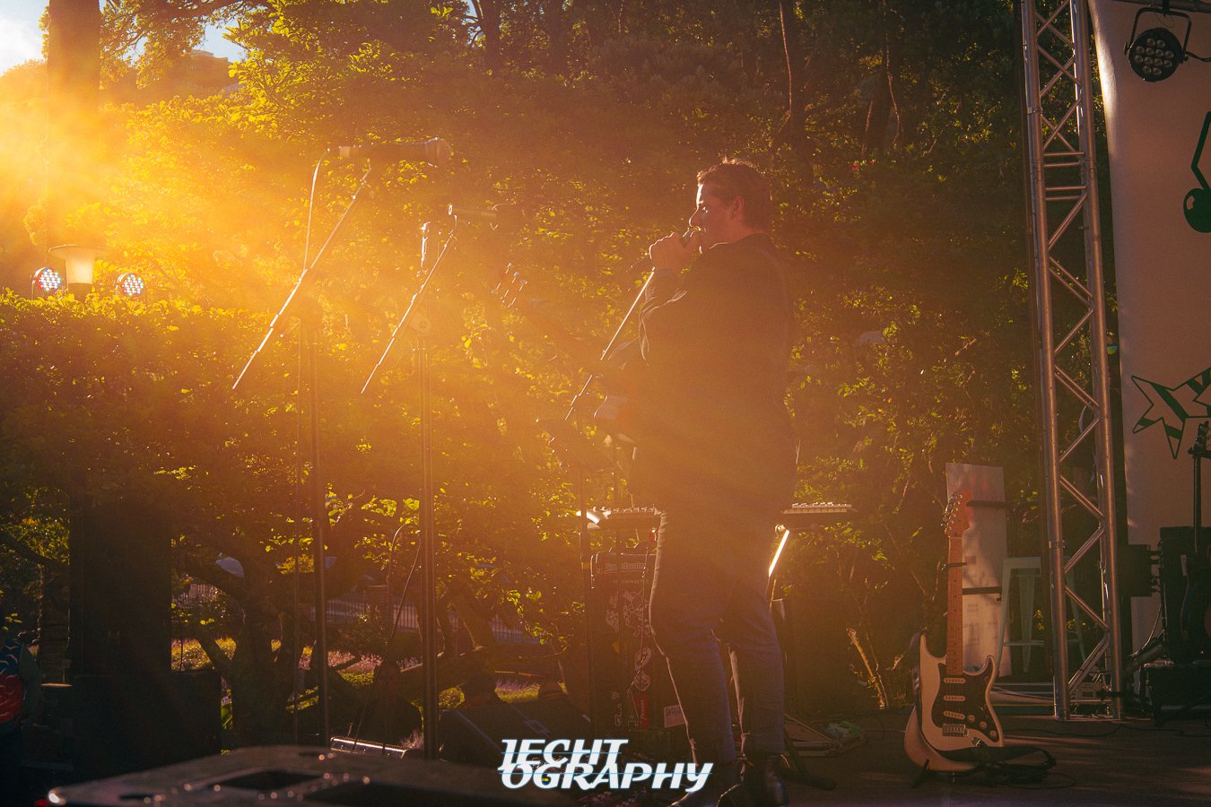 Andy Gartrell plays Botanic Garden - Gardens Magic 2025 — Jechtography