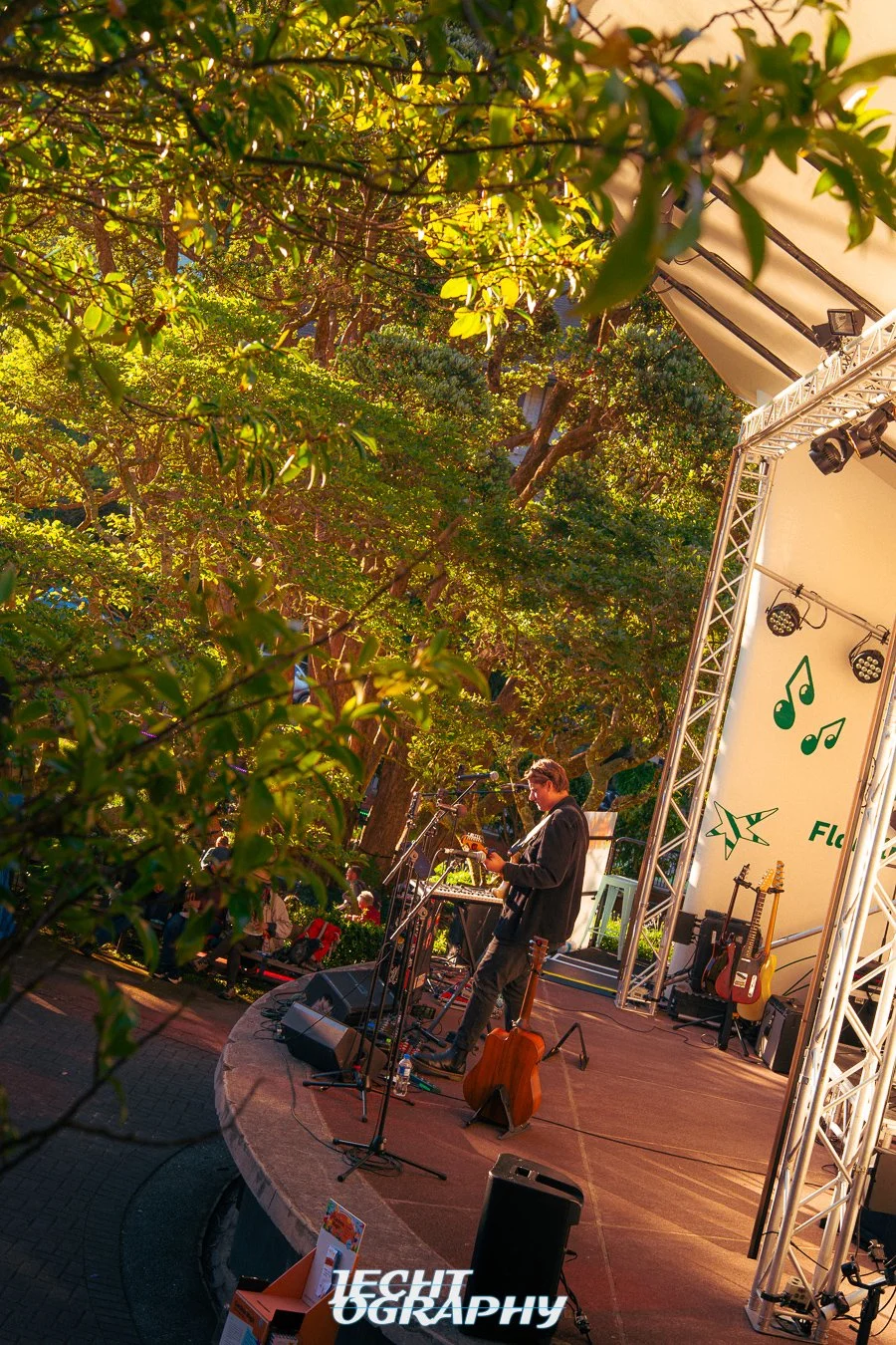 Andy Gartrell plays Botanic Garden - Gardens Magic 2025 — Jechtography