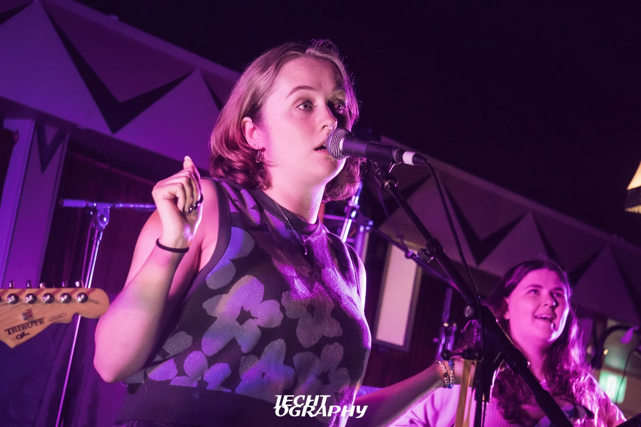 Sureboy plays Waihi Beach Hotel - Summer In Waihi — Jechtography