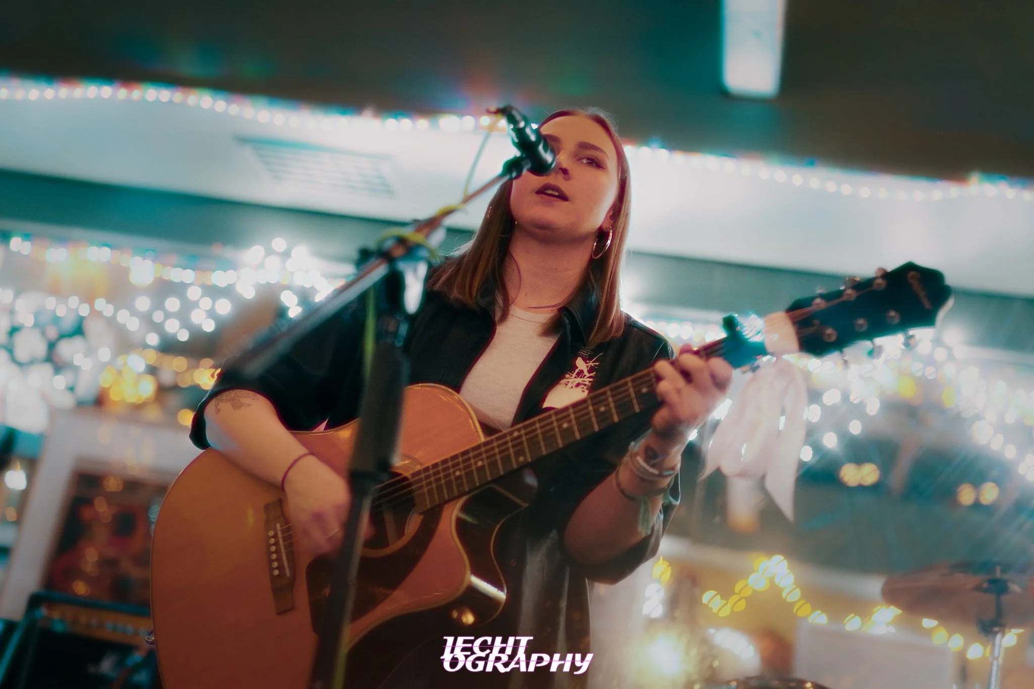 Hannah Leigh plays The Welsh Dragon - Rock The Welsh Bar II — Jechtography
