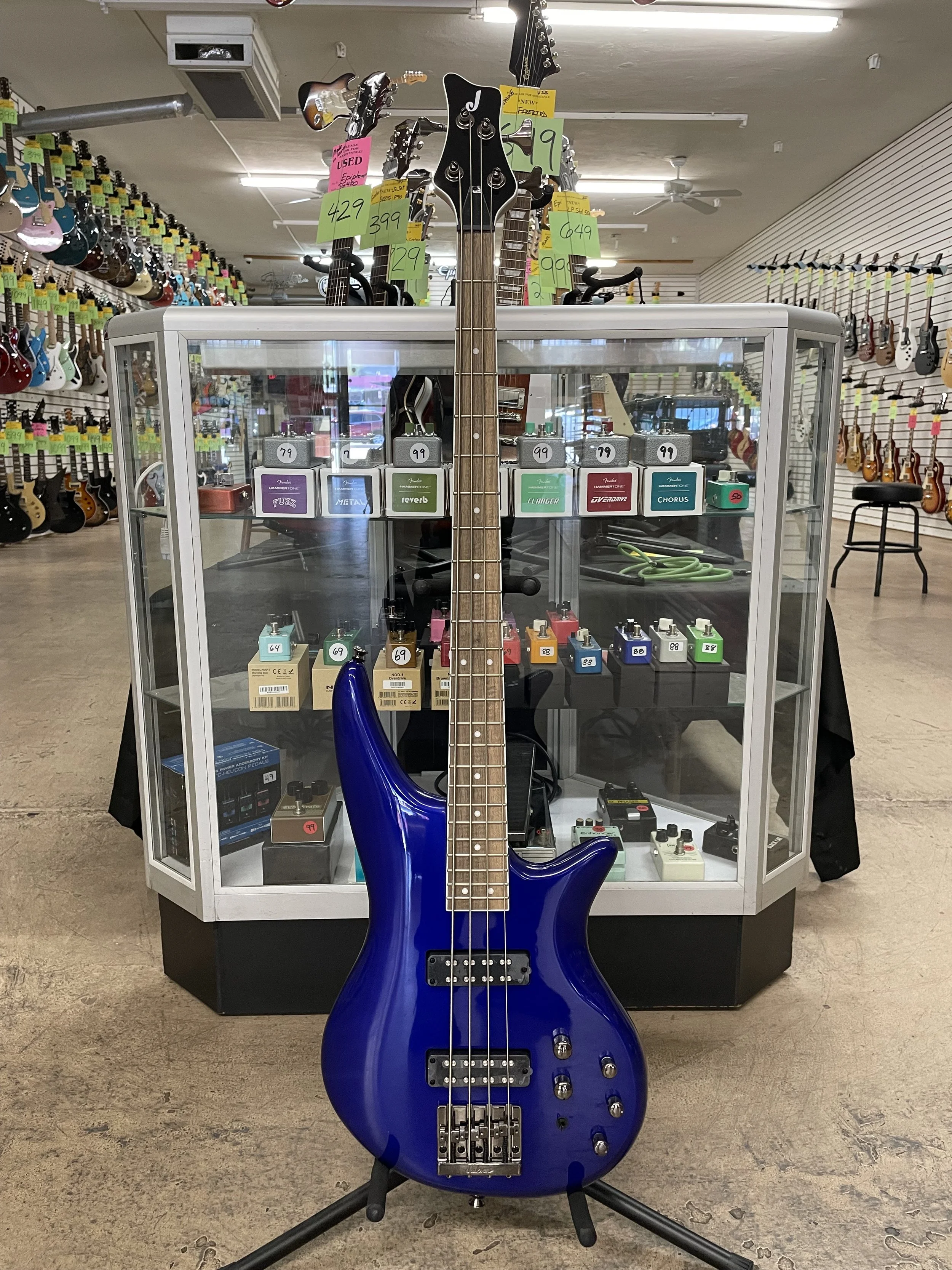 More Basses — Bizarre Guitar