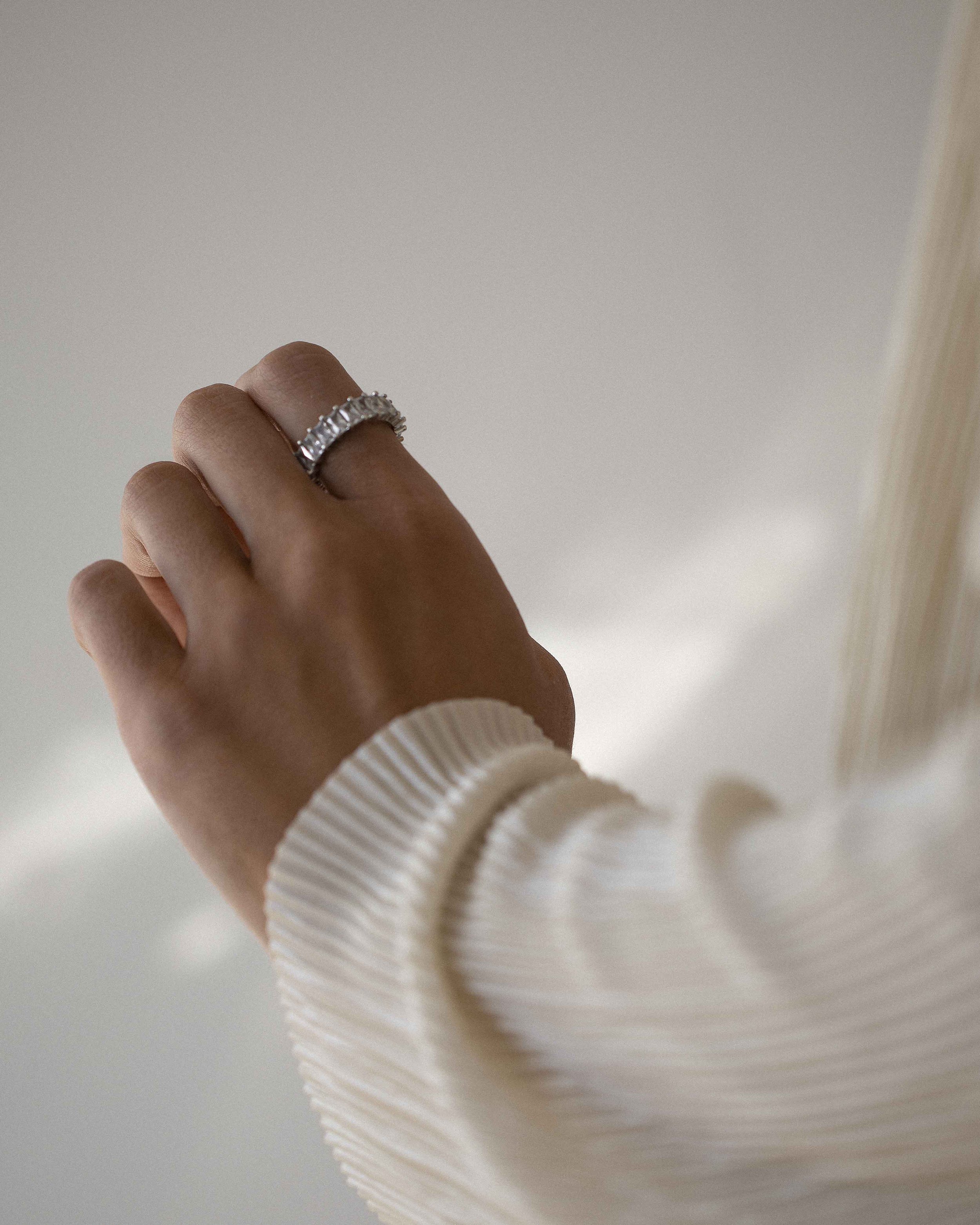 Prabangus 925 sidabrinis žiedas su cirkoniais 'april' — momentas