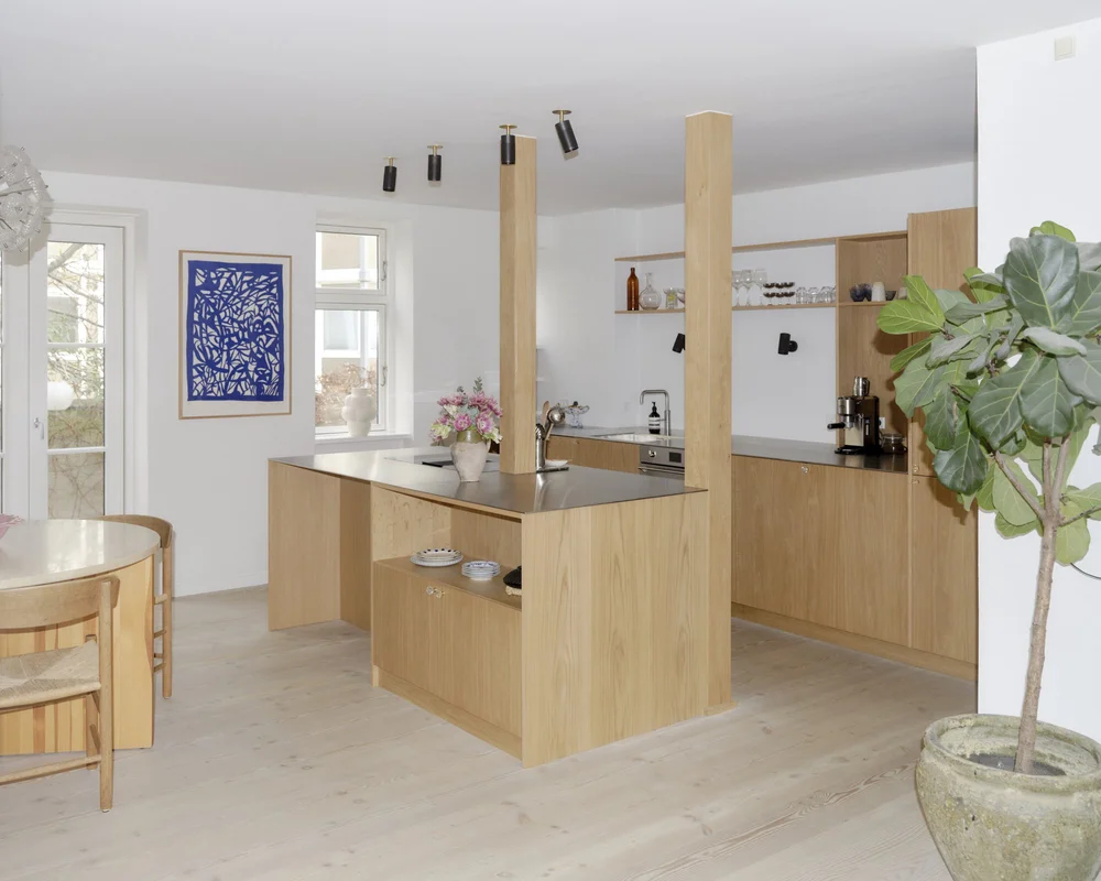 Patrone Lighting in the Oak Kitchen by Snedker Sixten — Thorup Copenhagen