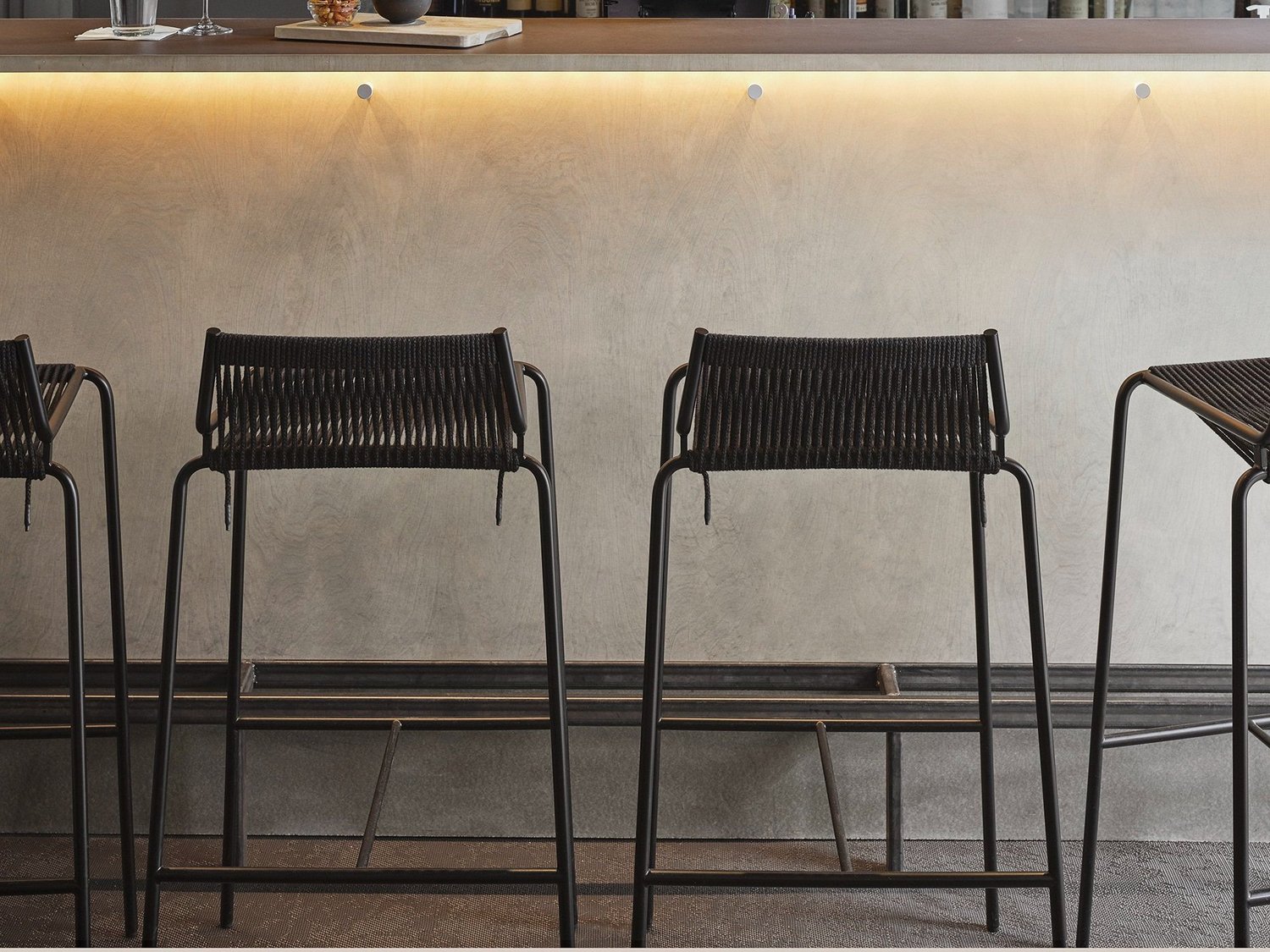 Noel Counter Chair - Powder coated steel frame w. black linen flag ...