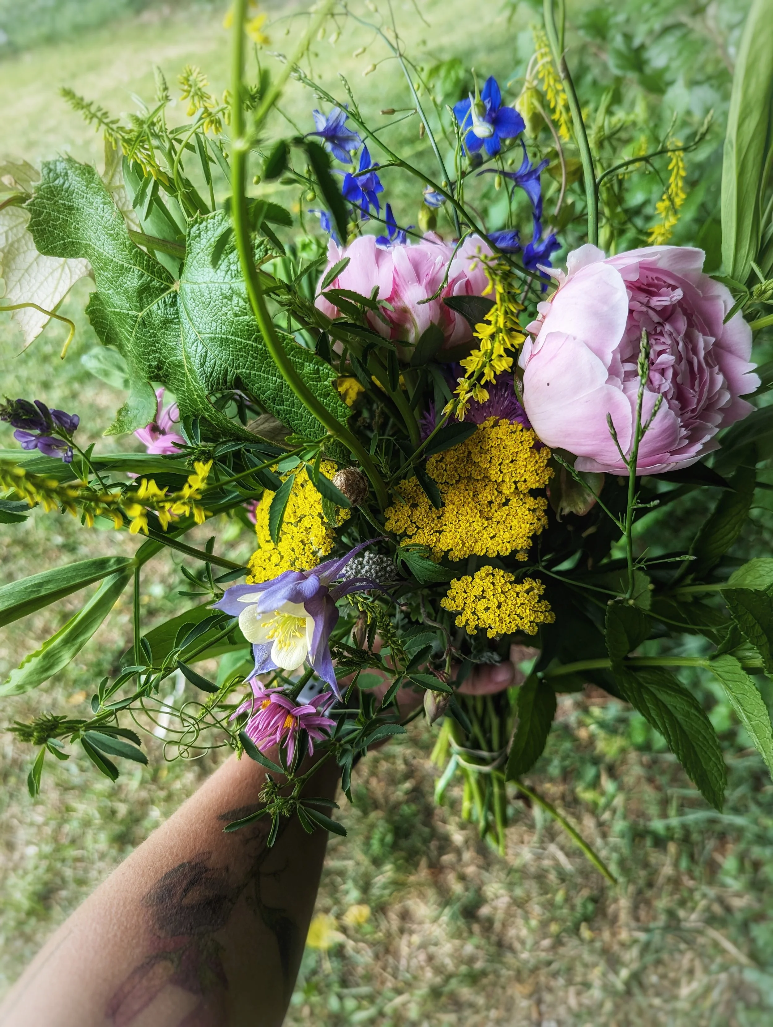 Lush Mixed Bouquet — Dew Lily
