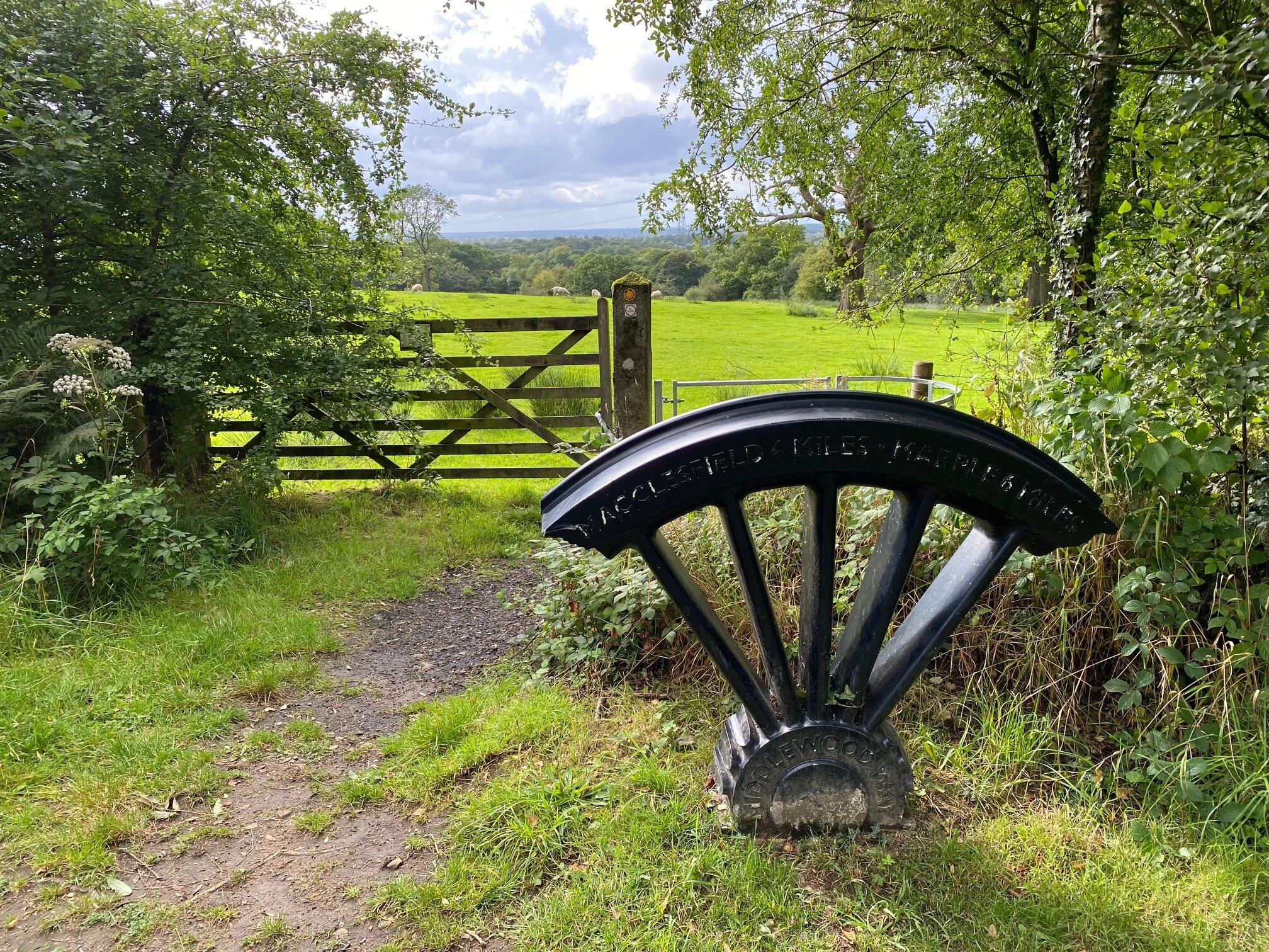 Walking the Middlewood Way and the Macclesfield Canal — Iain Walks