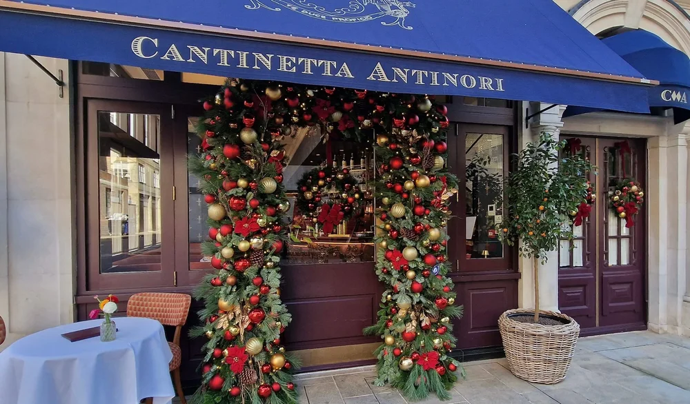 How to Transform Your Restaurant with Festive Christmas Decorations ...