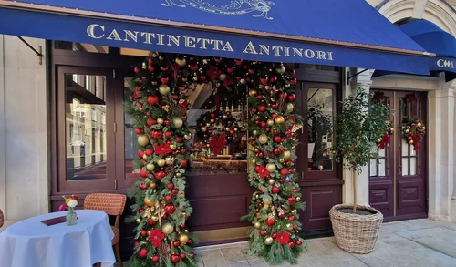 How to Transform Your Restaurant with Festive Christmas Decorations ...