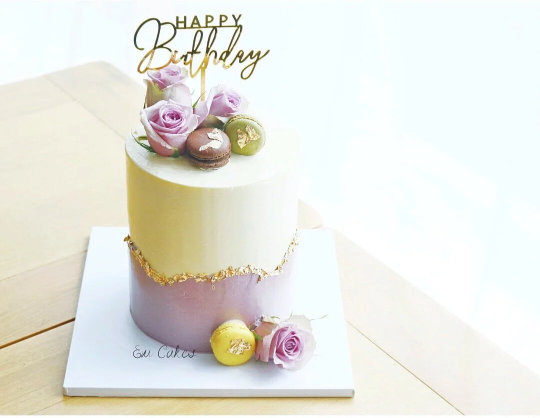 Gold cake with flowers and macarons | Em Cakes
