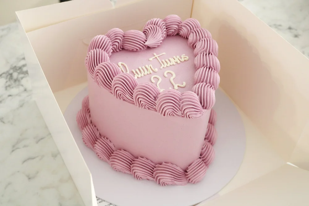 Lambeth inspired vintage heart cake | Em Cakes