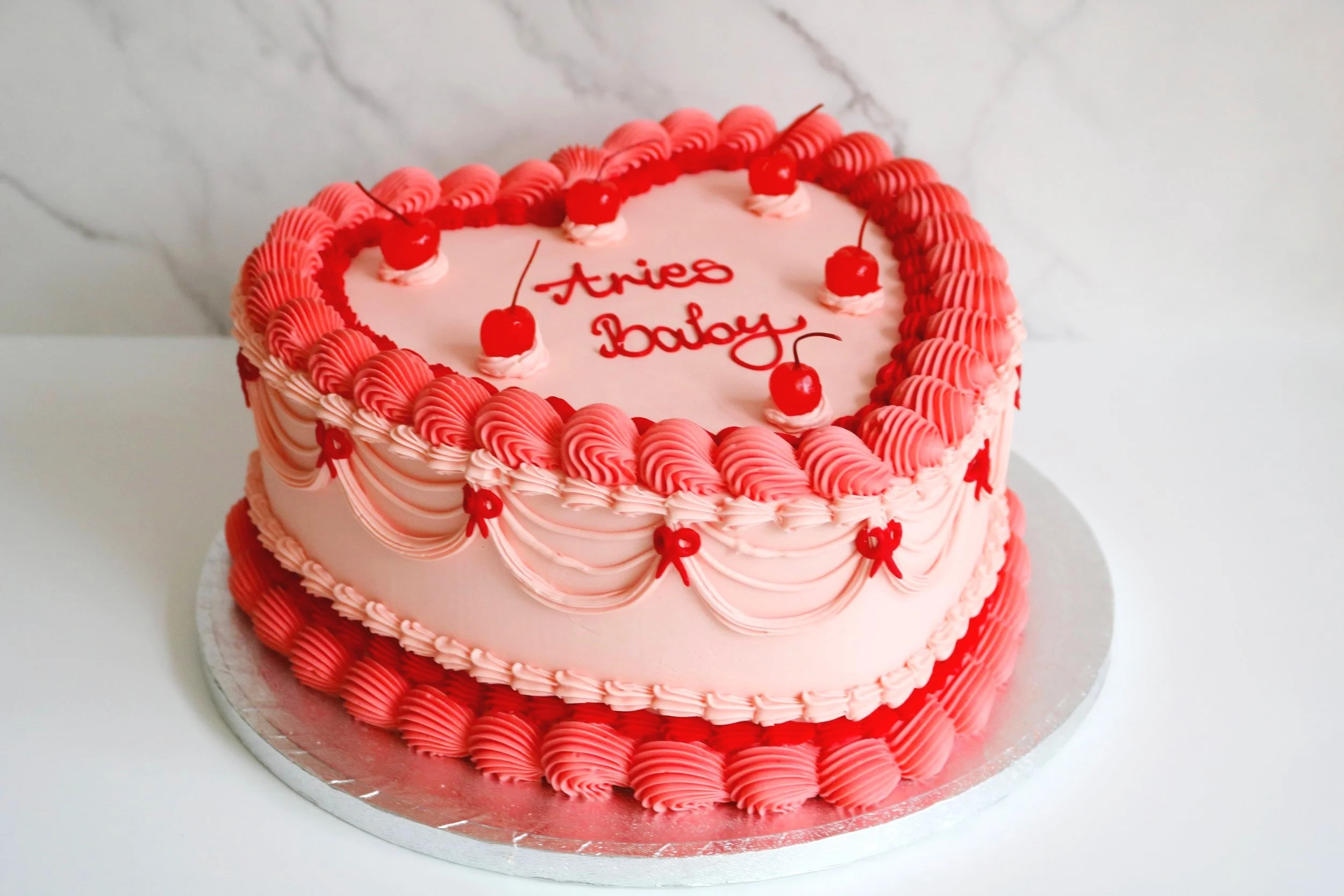 Lambeth inspired vintage heart cake | Em Cakes