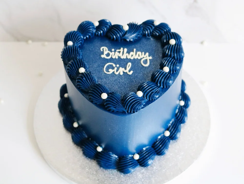 Adorable Vintage Heart Cake London | Em Cakes