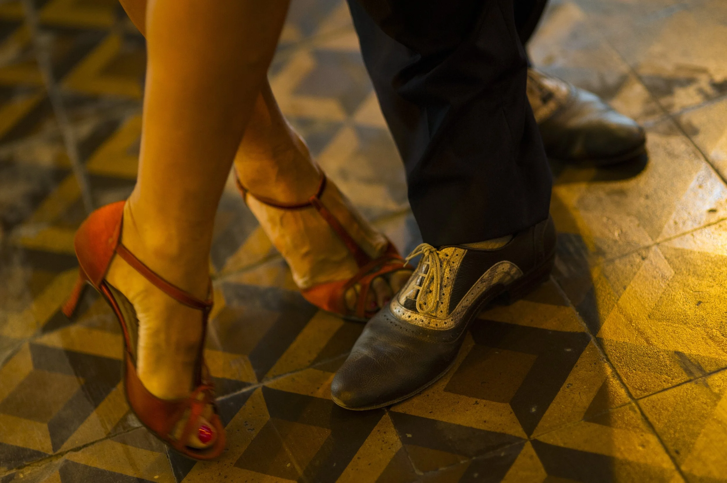 The difference between giro and molinete — Ultimate Tango School of Dance