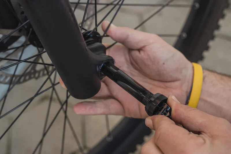 What is a thru-axle ? | Pedal Chile