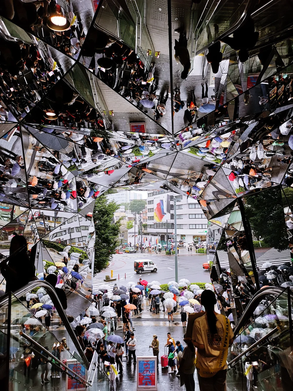 Kaleidoscopic Mirrored Escalator - Tokyu Plaza Omotesando Harajuku ...