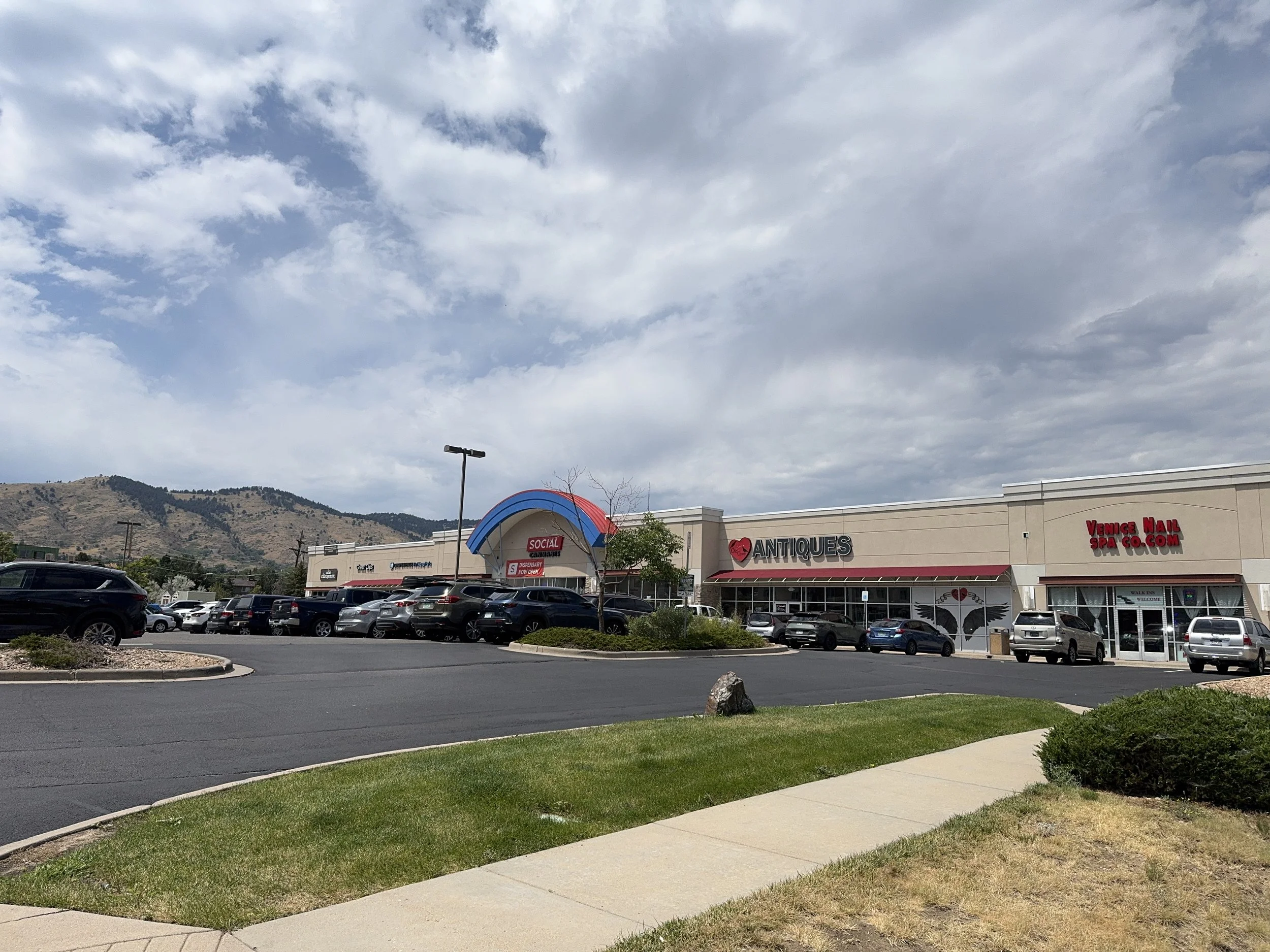Antique Gallery & Root Beer Bar in Littleton CO - Old Crows Antique Mall