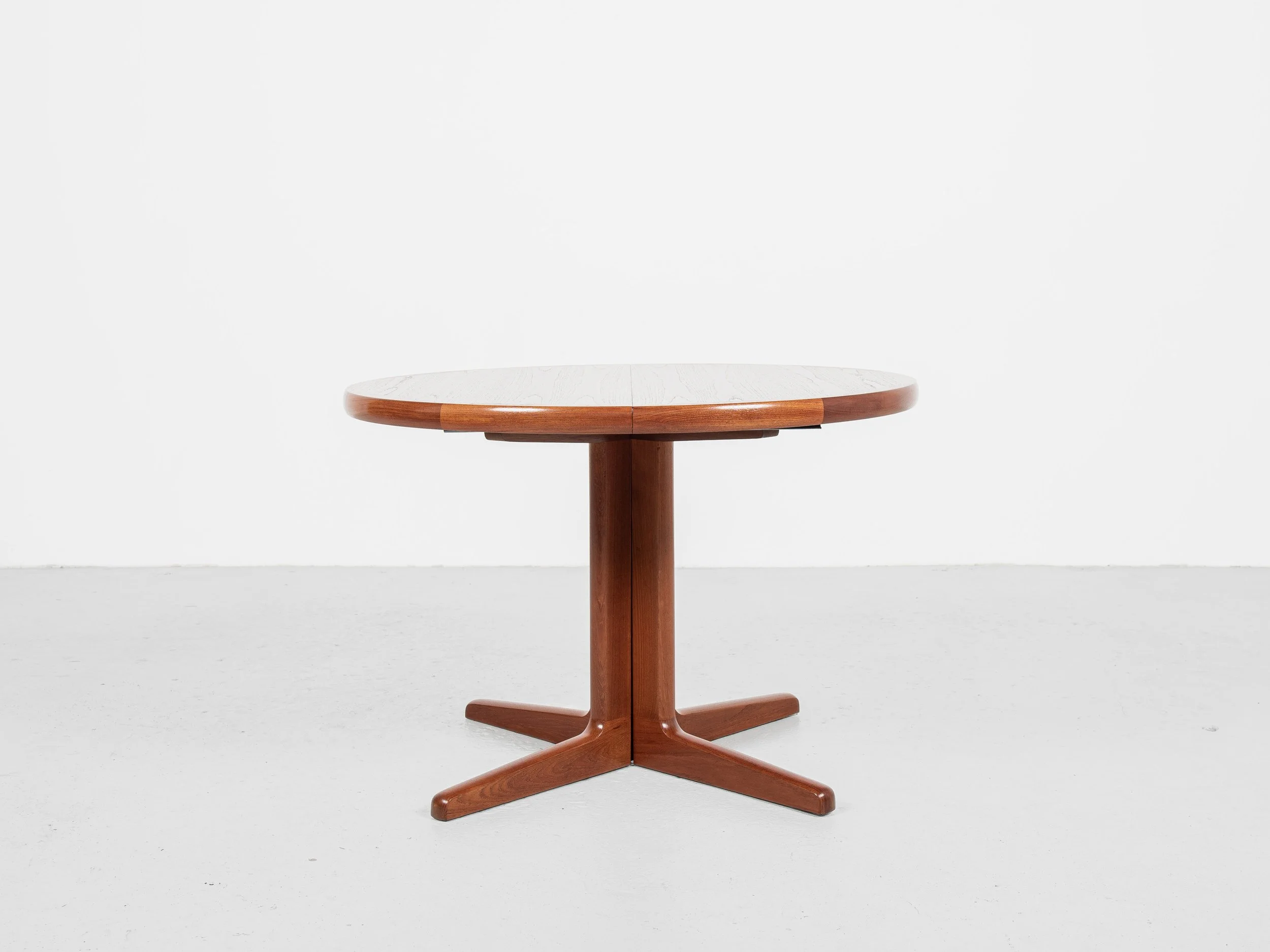 Midcentury Danish round dining table in solid oak 1960s — Møbelfabrik