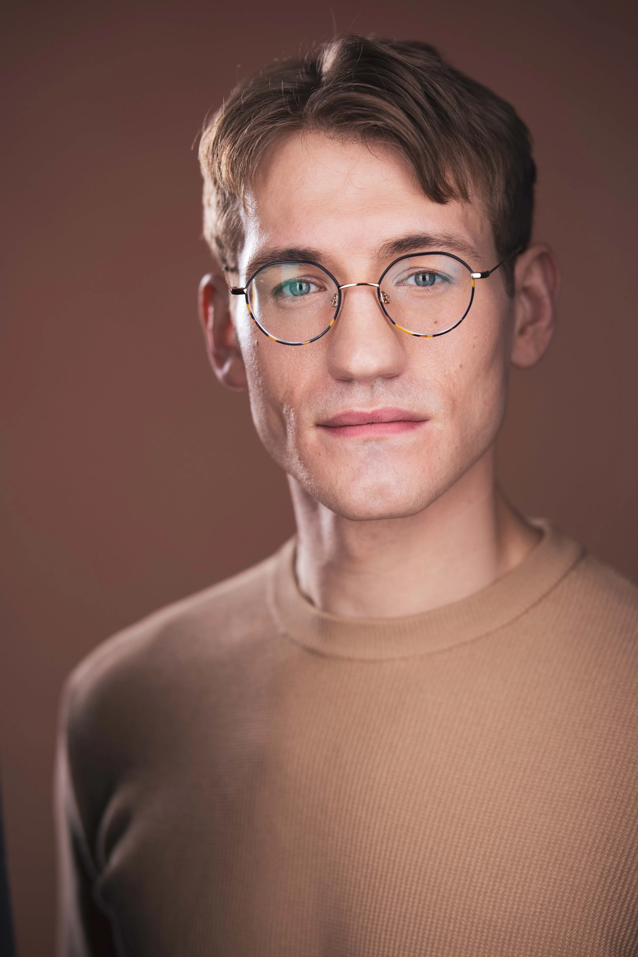 HEADSHOTS — THOM HENKE