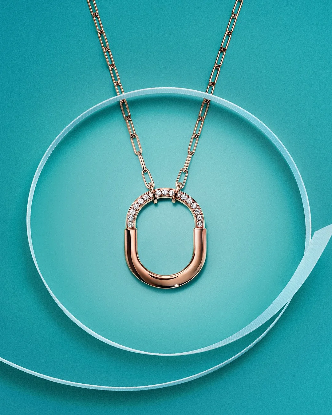 蒂芙尼呈献全新520广告大片，于中国市场全球首发Tiffany Knot系列全新双色金镶钻项链 — Amazedaily