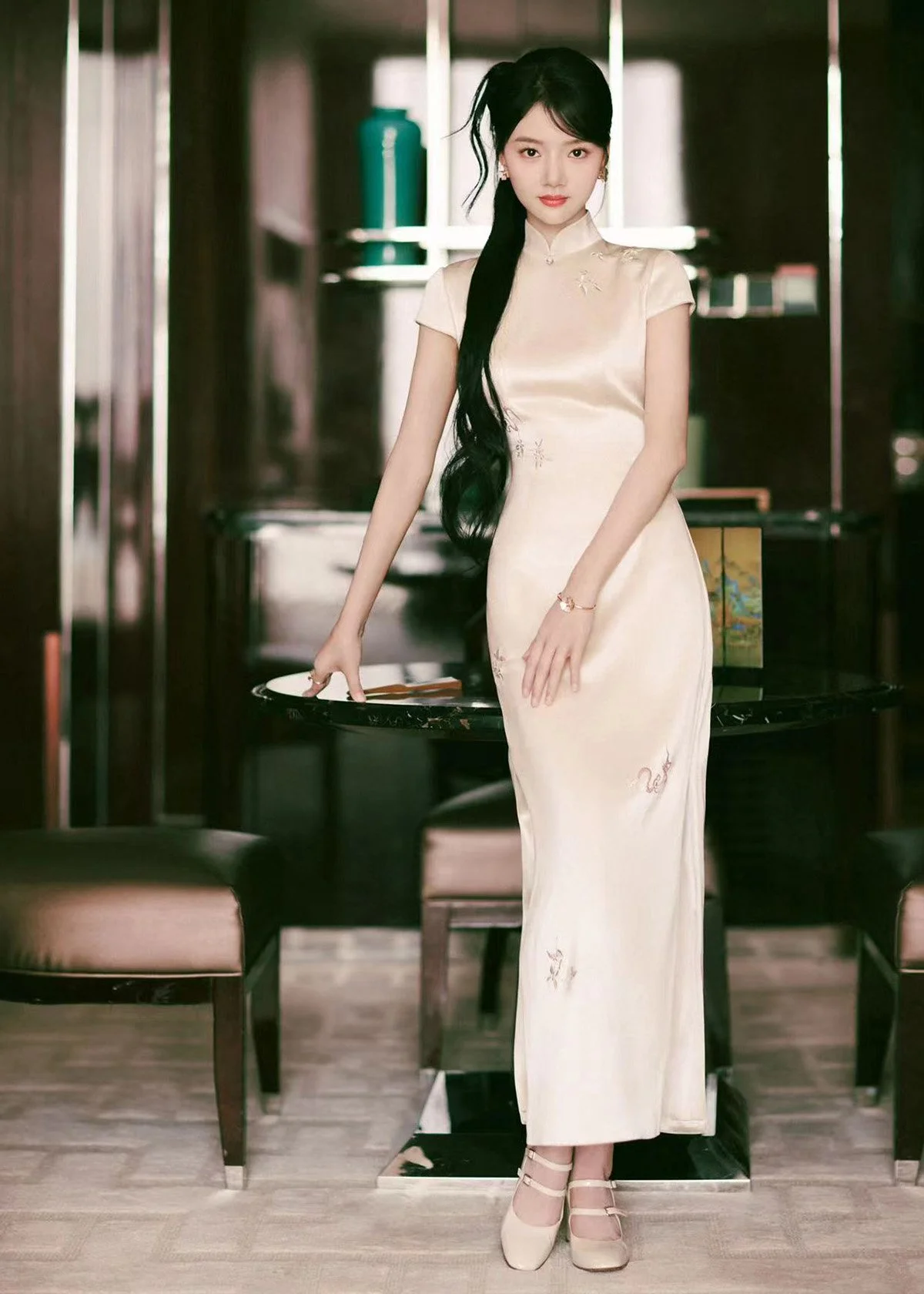 演员任敏佩戴Chopard萧邦珠宝臻品出席活动 — Amazedaily