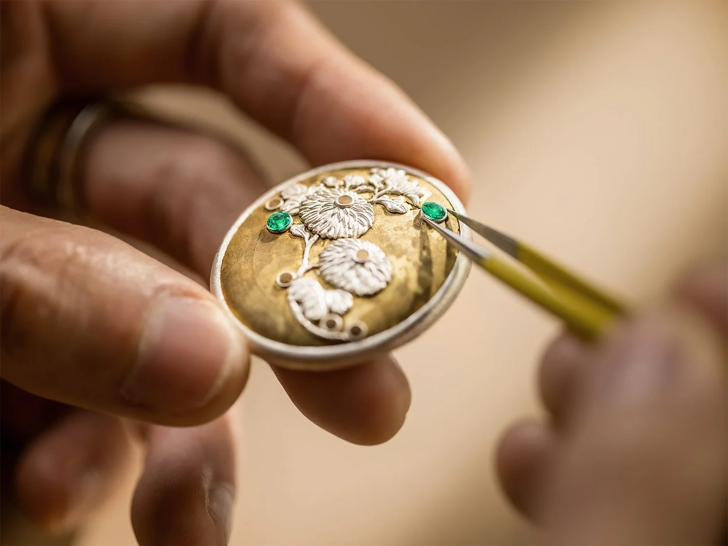 Gemfields携手MidnightOperaHouse，呈献「花时画境」系列祖母绿高珠作品 — Amazedaily