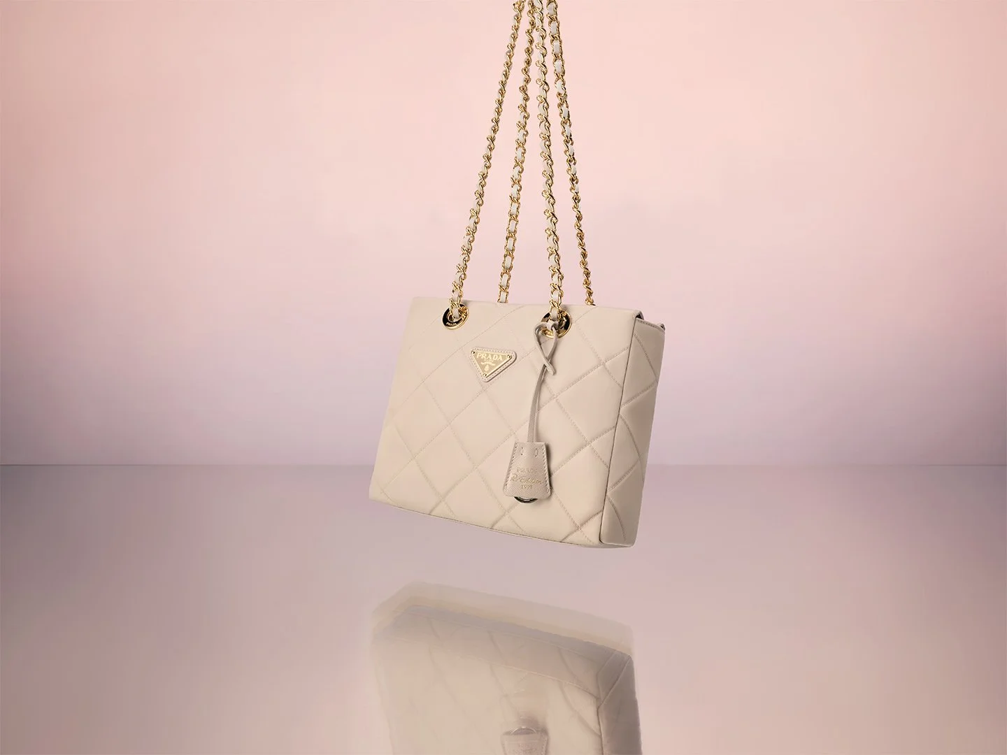 Prada呈献2023七夕情人节精选系列，由檀健次、李雯倾情出镜演绎七夕大片 — Amazedaily