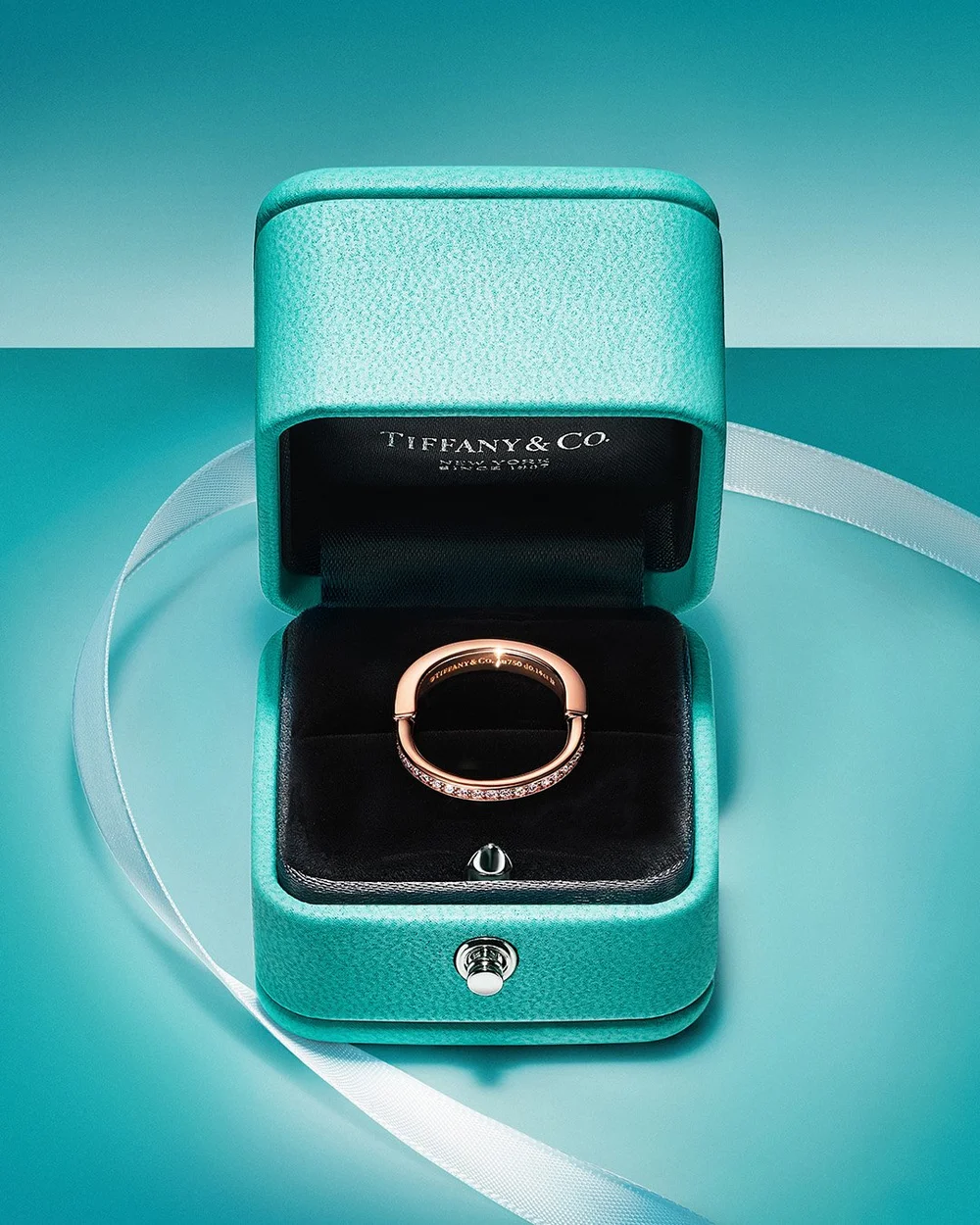 蒂芙尼呈献全新520广告大片，于中国市场全球首发Tiffany Knot系列全新双色金镶钻项链 — Amazedaily