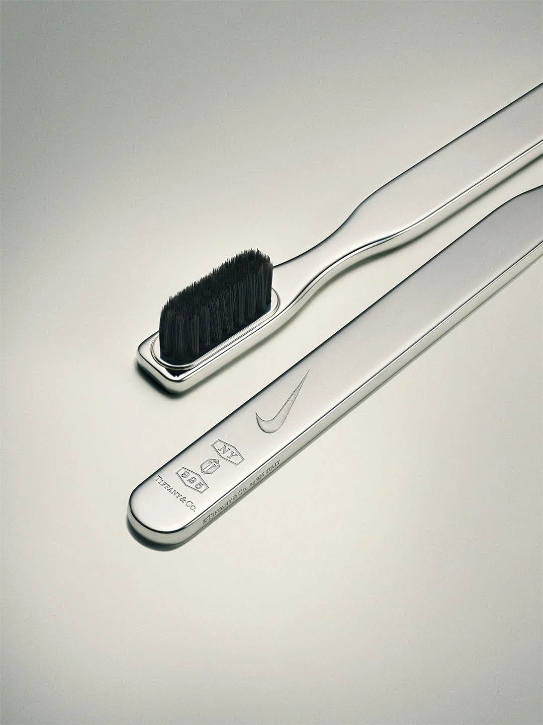 首次合作！蒂芙尼携手耐克发布Nike x Tiffany & Co. Air Force 1 1837联名鞋款，以及蒂芙尼限量款纯银配饰系列 — Amazedaily