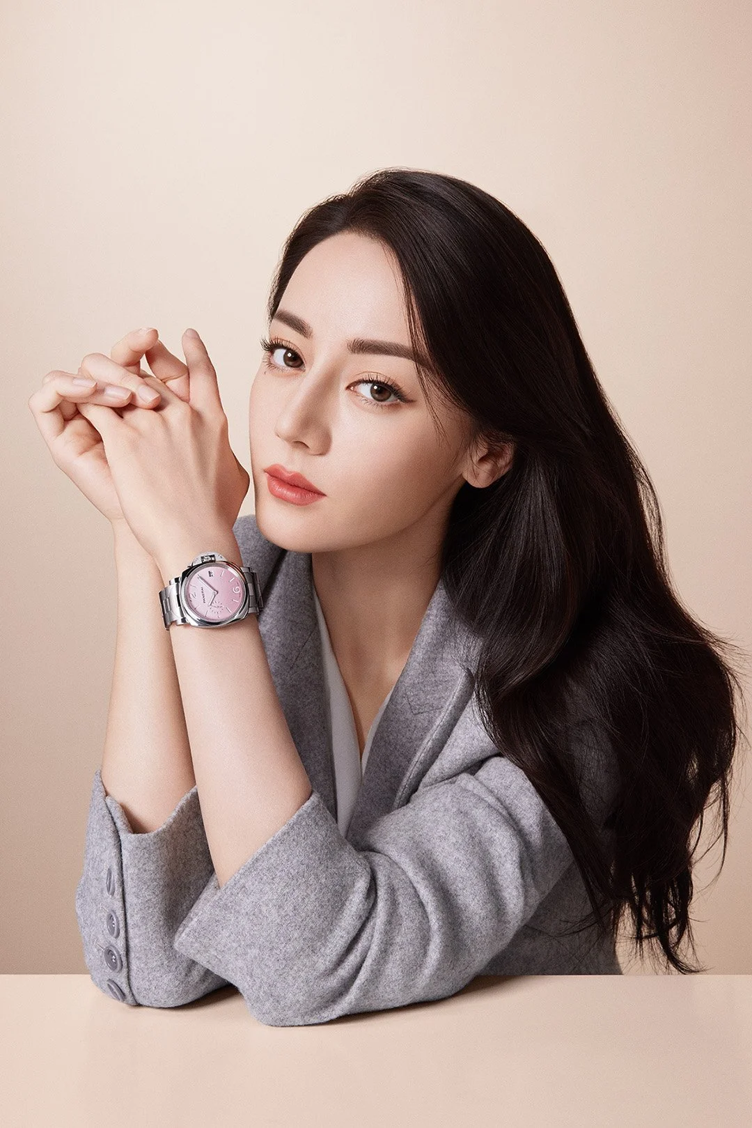 沛纳海携手全球品牌代言人迪丽热巴演绎Luminor Due Pastello 庐米诺杜尔系列浅彩腕表 — Amazedaily