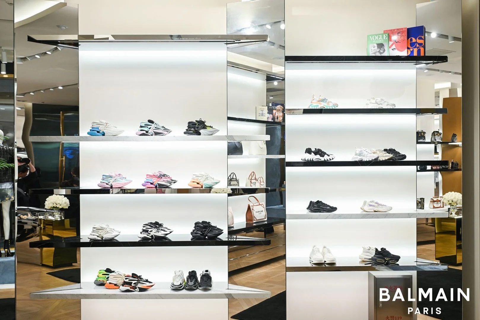 演员王星越亮相 BALMAIN南京德基精品店周年庆典仪式 — Amazedaily