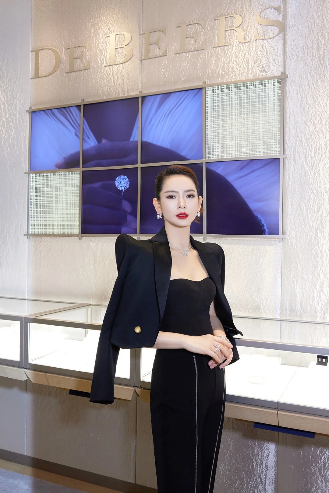 戴比尔斯携手「恒爱大使」戚薇亮相上海IAPM精品店 — Amazedaily