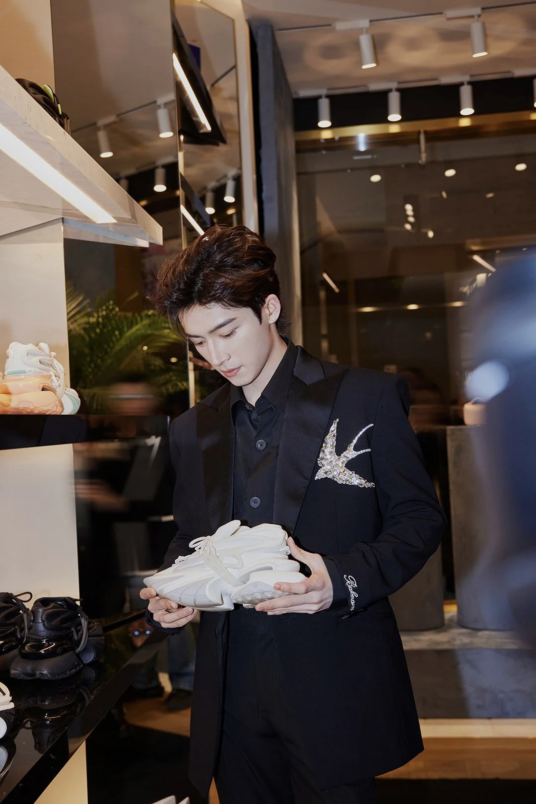 演员王星越亮相 BALMAIN南京德基精品店周年庆典仪式 — Amazedaily