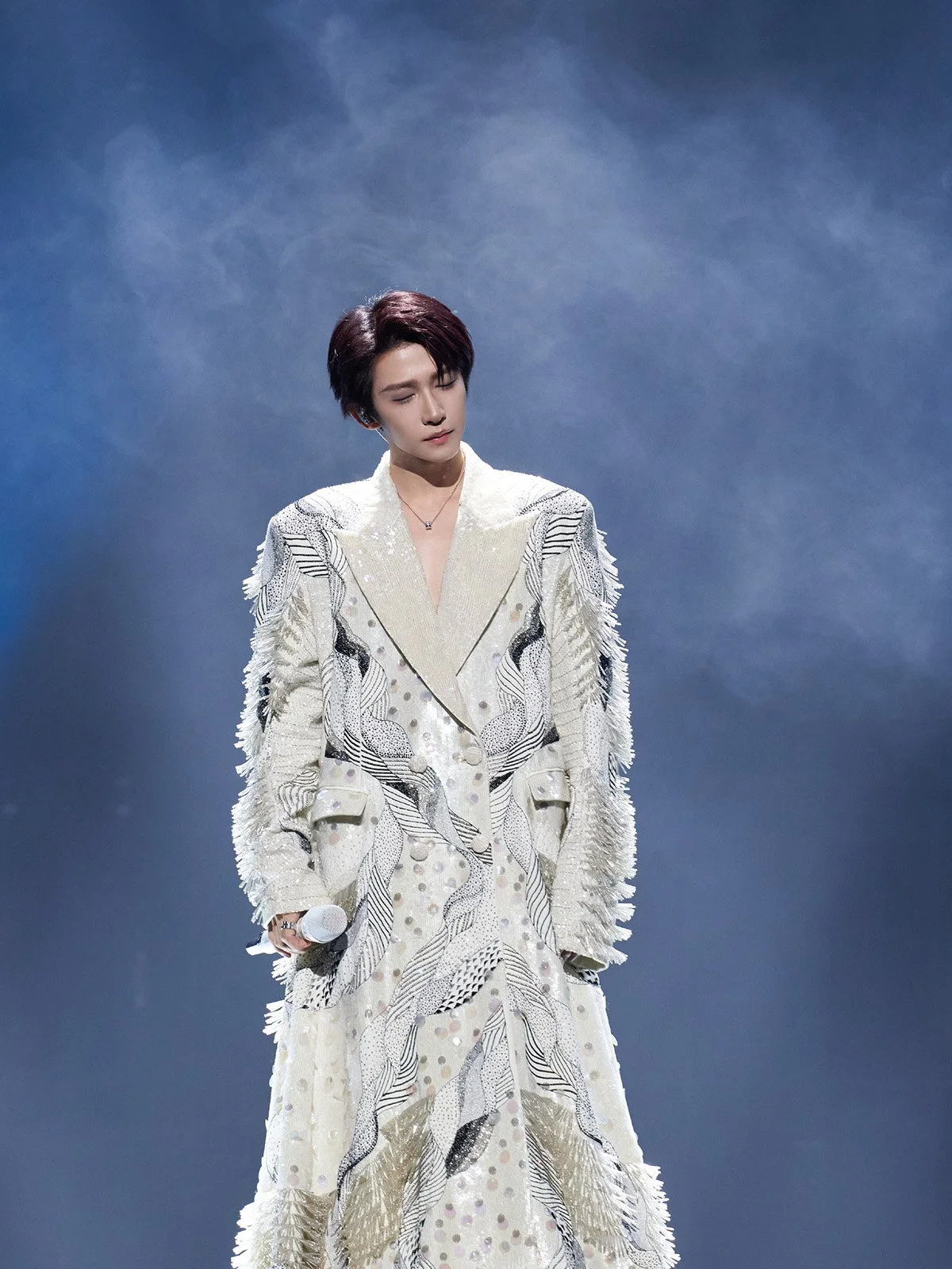 刘宇佩戴Chopard萧邦Ice Cube系列珠宝臻品亮相演唱会 — Amazedaily