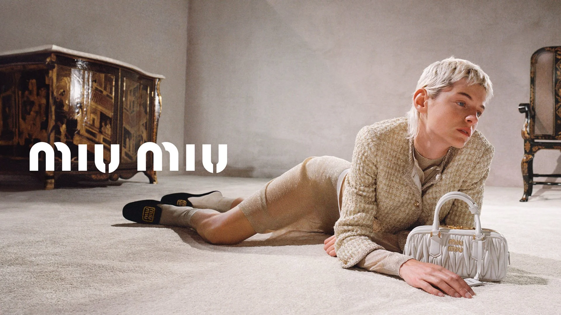 MIU MIU假日系列广告大片发布，携手演员Emma Corrin出镜演绎 — Amazedaily