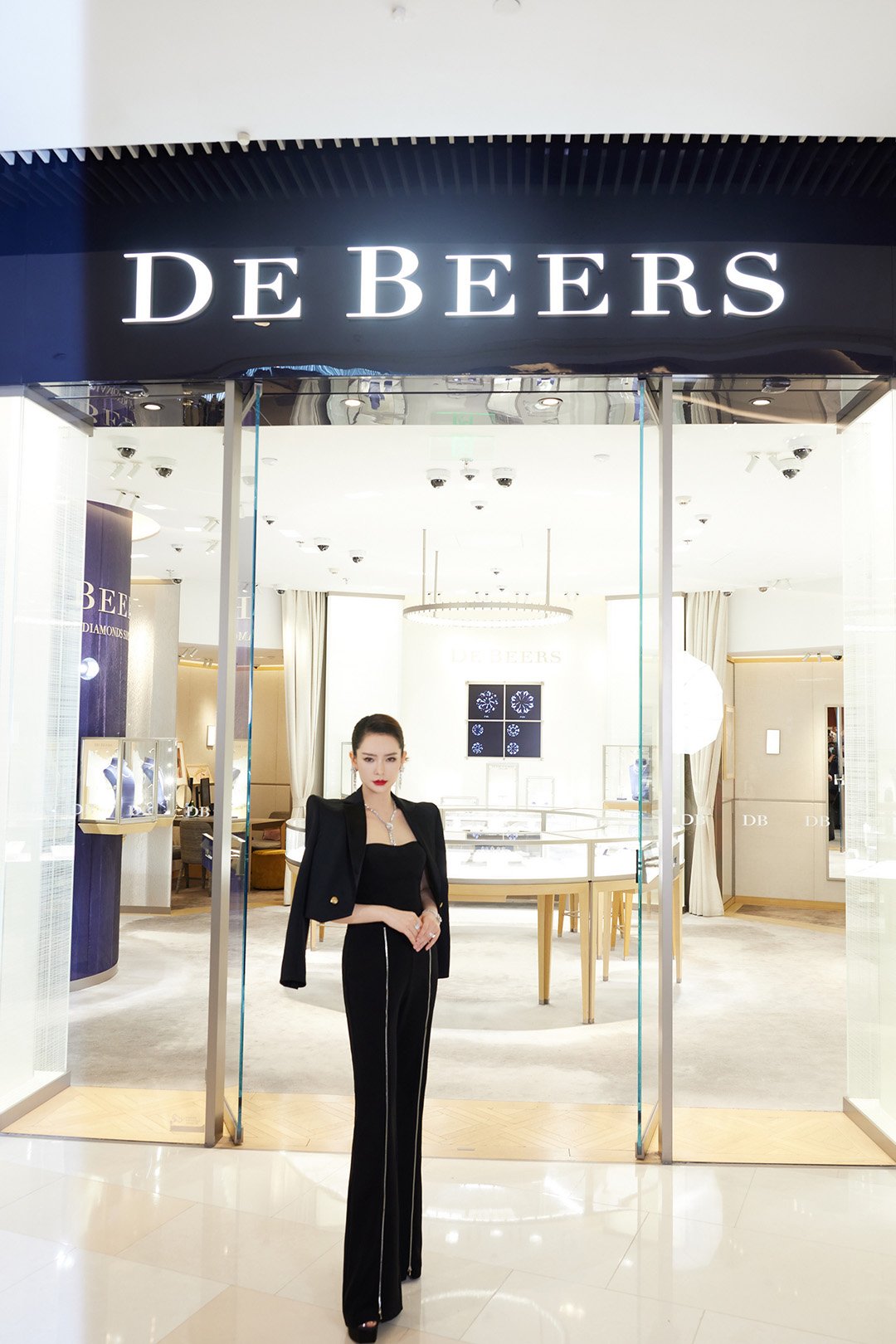 戴比尔斯携手「恒爱大使」戚薇亮相上海IAPM精品店 — Amazedaily