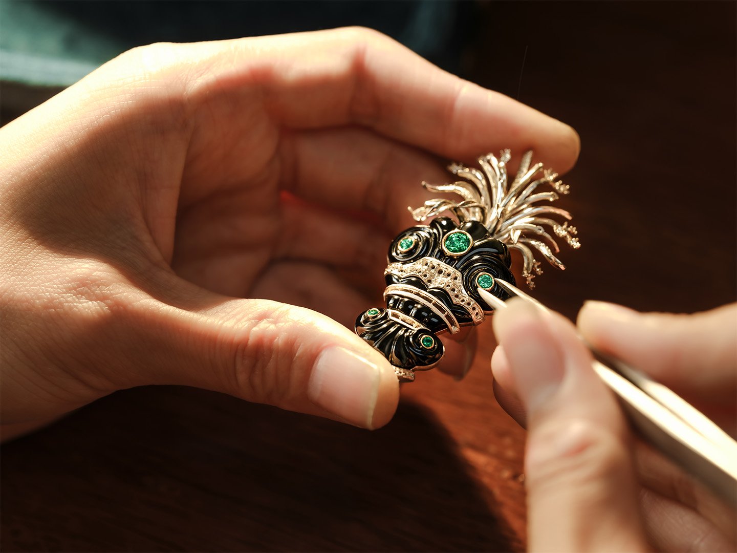 Gemfields携手MidnightOperaHouse，呈献「花时画境」系列祖母绿高珠作品 — Amazedaily