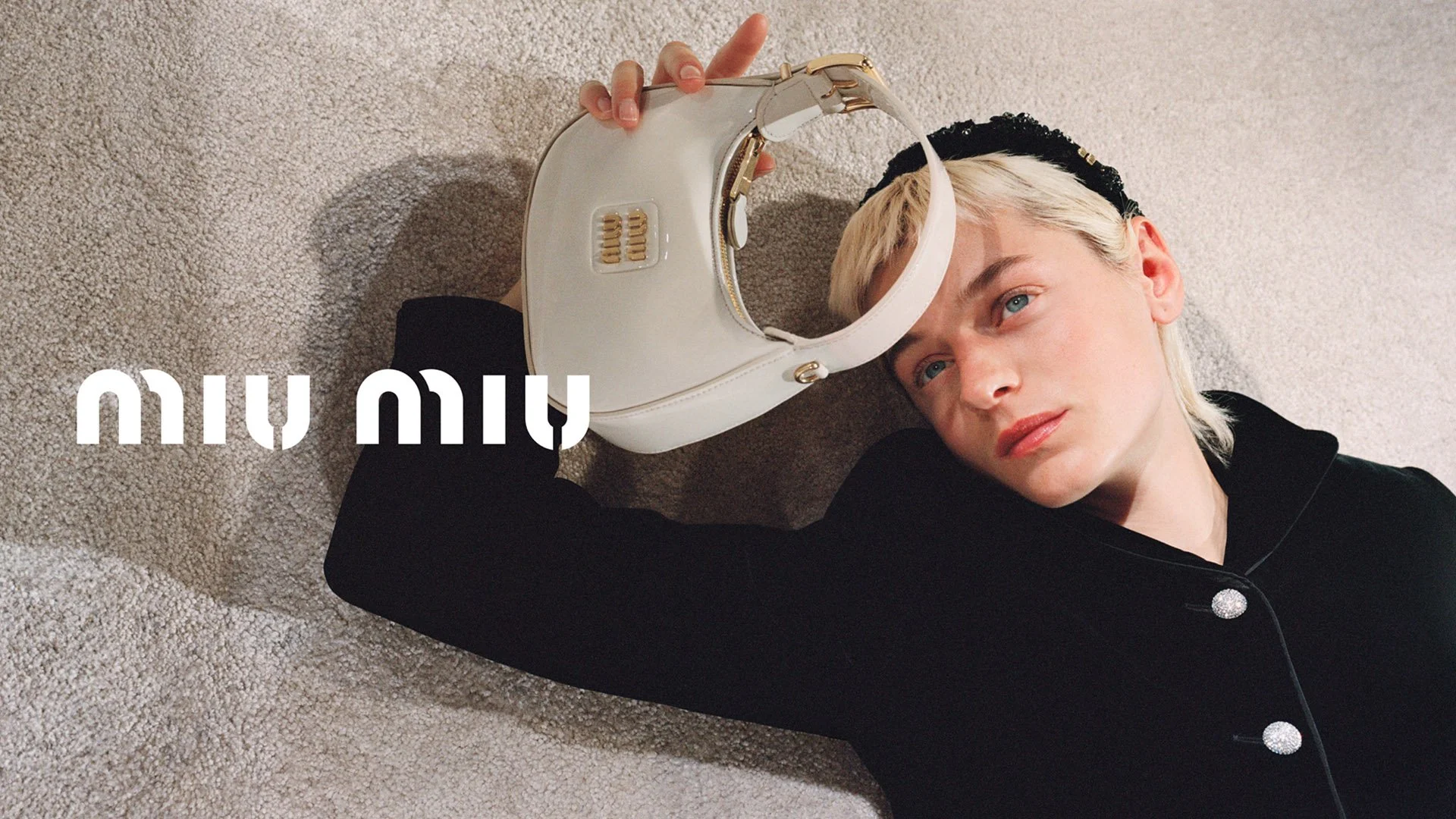 MIU MIU假日系列广告大片发布，携手演员Emma Corrin出镜演绎 — Amazedaily