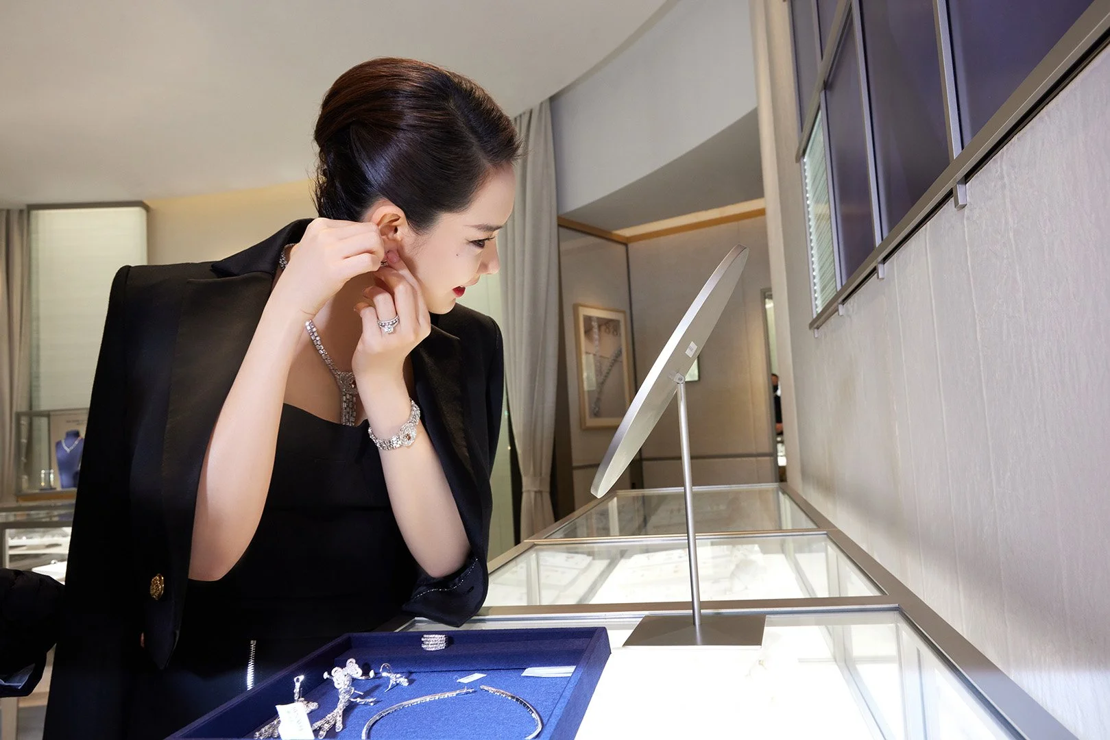 戴比尔斯携手「恒爱大使」戚薇亮相上海IAPM精品店 — Amazedaily