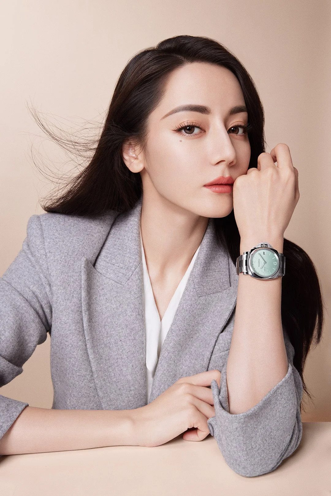 沛纳海携手全球品牌代言人迪丽热巴演绎Luminor Due Pastello 庐米诺杜尔系列浅彩腕表 — Amazedaily