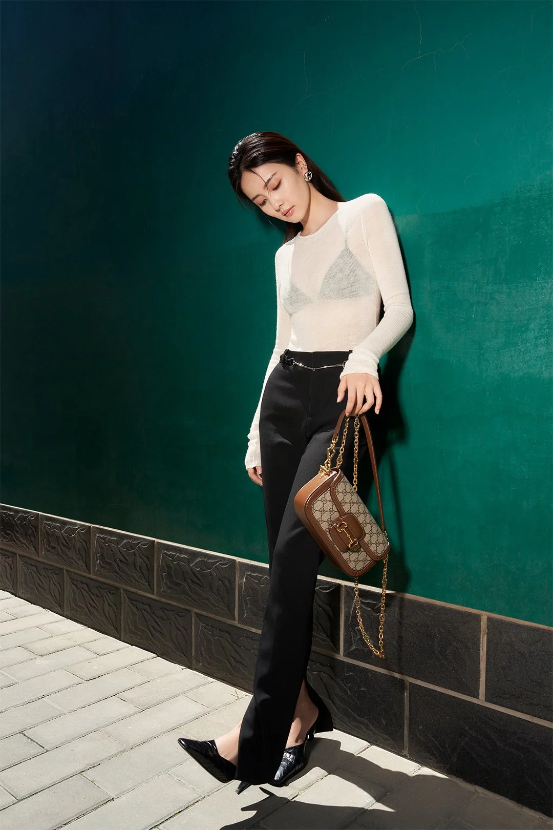 白鹿与田曦薇演绎古驰全新广告形象大片，致敬马衔扣手袋系列 — Amazedaily